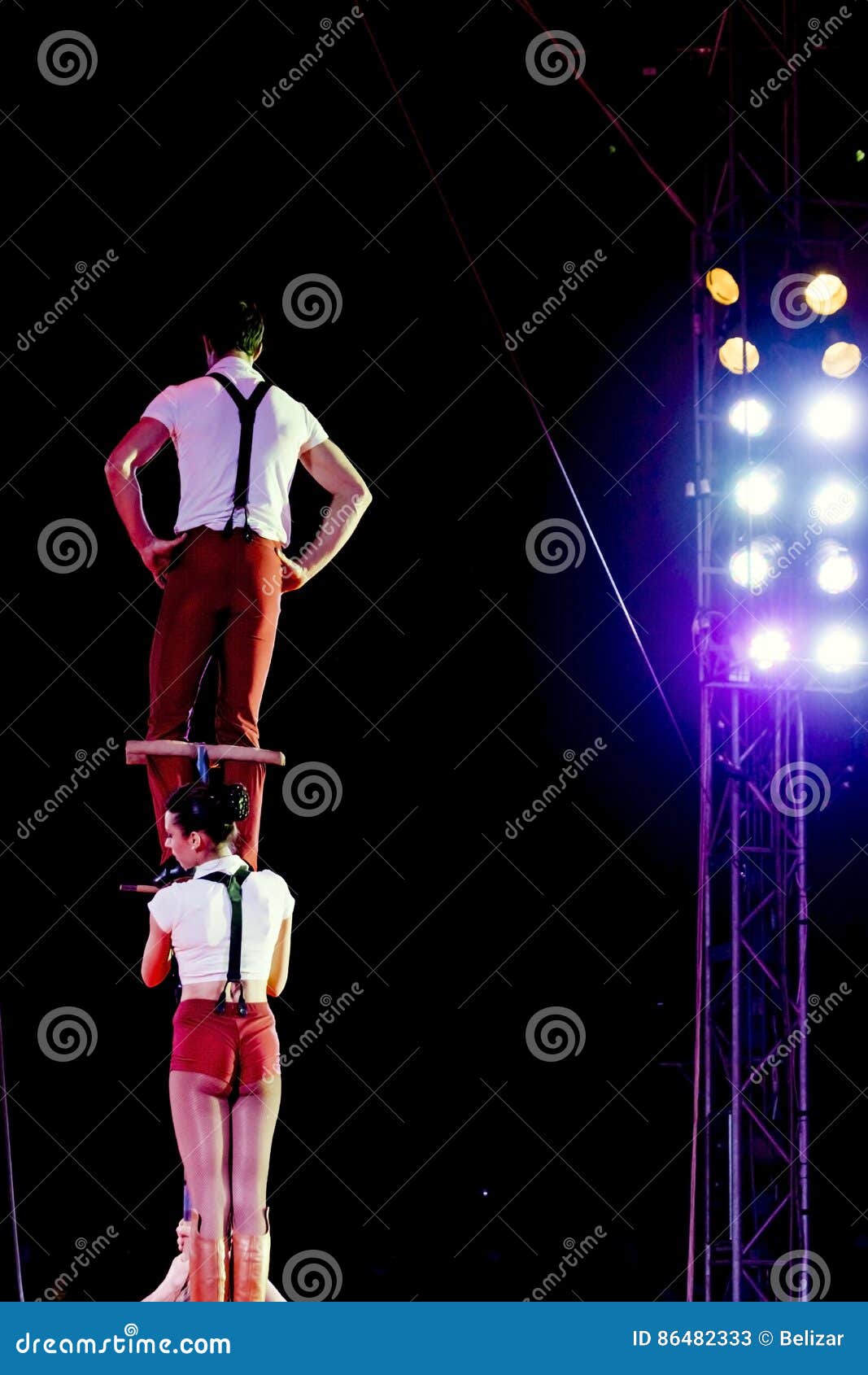 Acrobatas De Salto No Circo Foto de Stock Editorial - Imagem de mostra ...