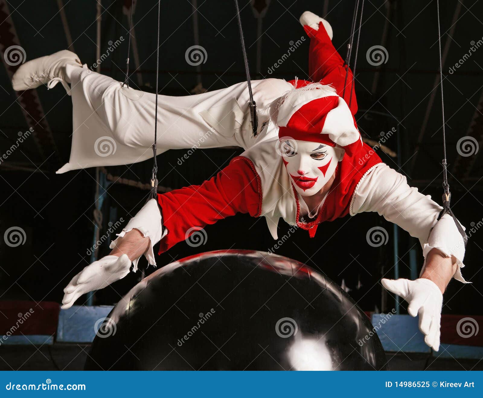 Acrobate d'air de cirque image stock. Image du chapeau - 14986525