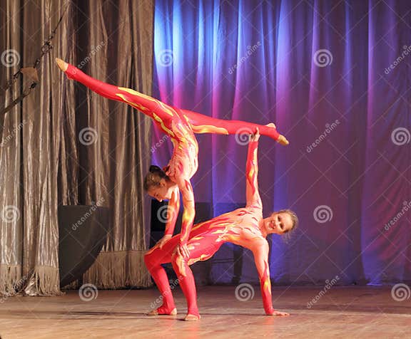 Acrobates d'enfants image éditorial. Image du scène, ensemble - 61788840