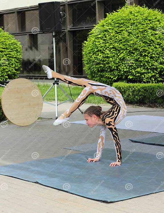 Acrobates d'enfants photo éditorial. Image du scène, acrobates - 71066086