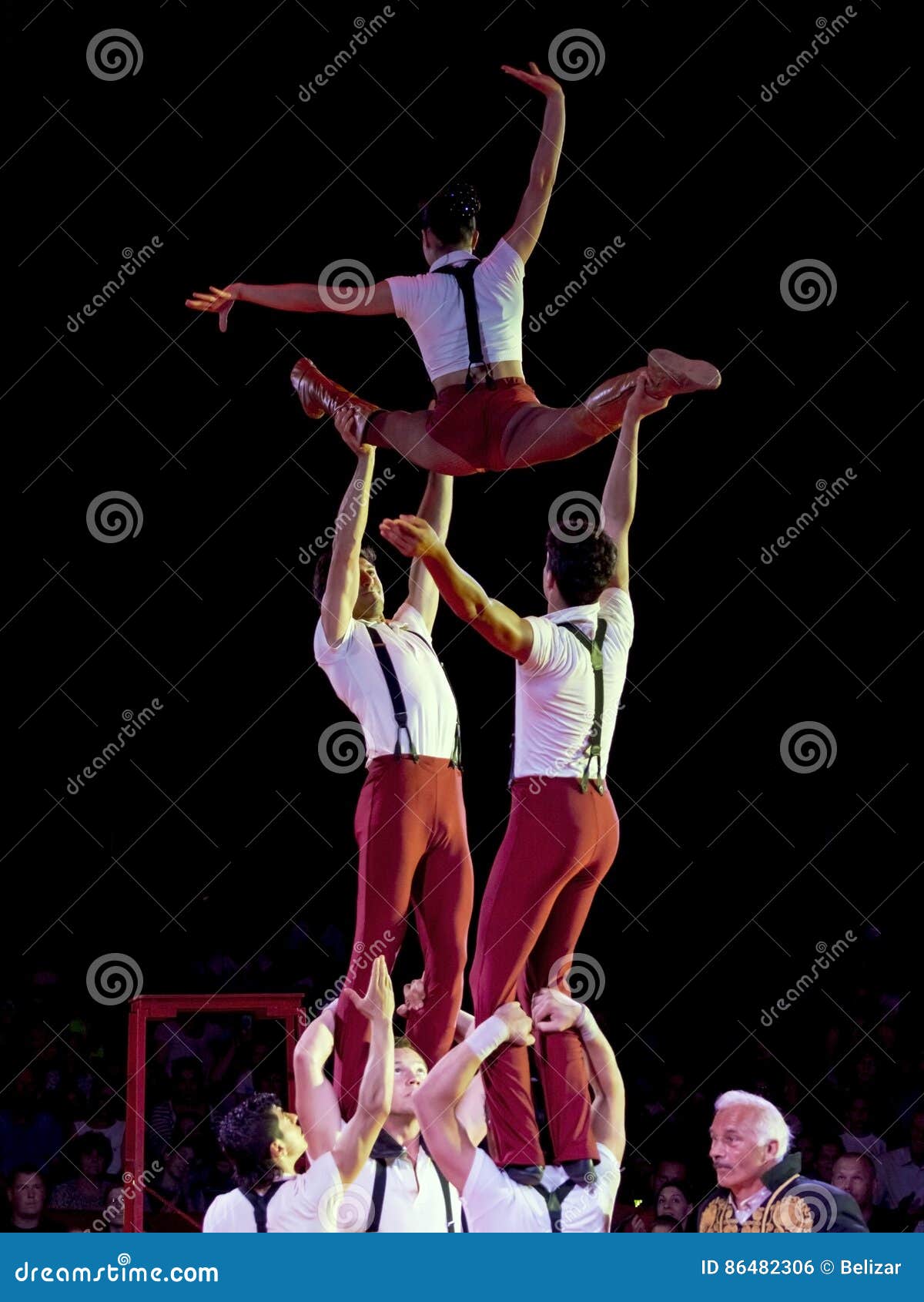 Acrobates Sautants Au Cirque Photo éditorial - Image du artiste ...