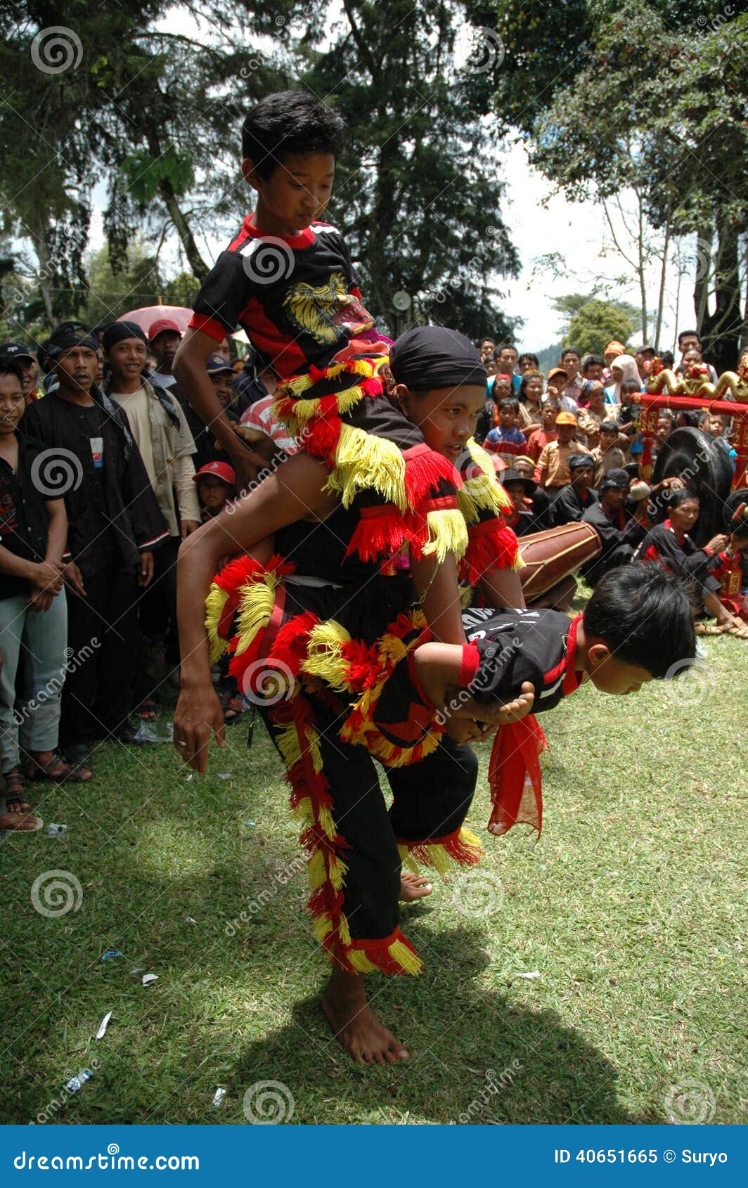 Acrobatic dancer editorial image. Image of solo, kids - 40651665