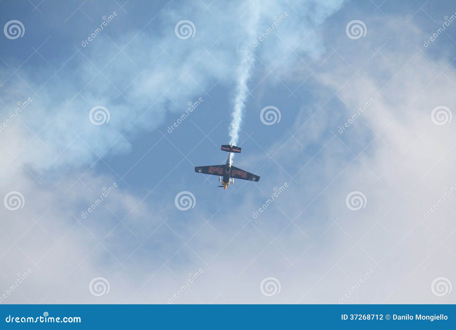Acrobatic flight editorial photography. Image of sunny - 37268712