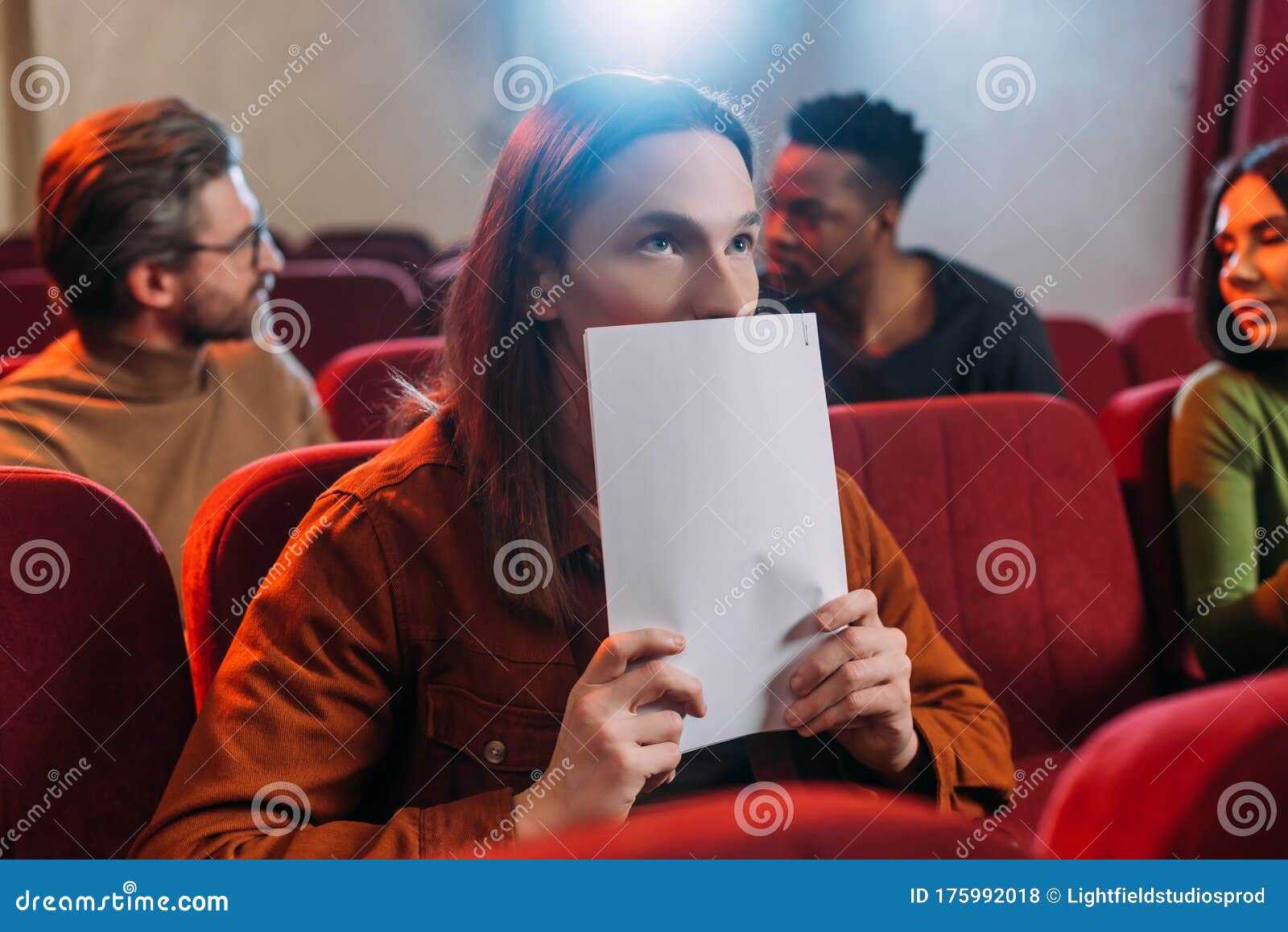 Acteurs En Actrice Lezen Scripts in Stock Foto - Image of repeteer ...