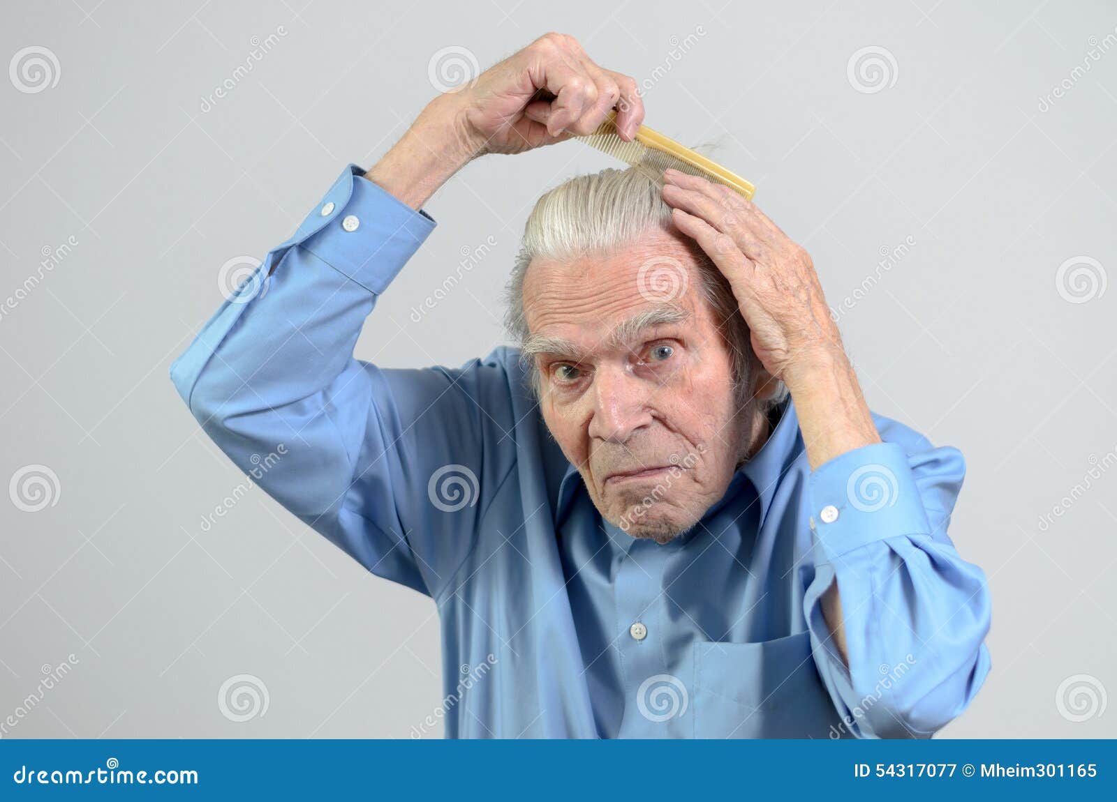 Actief Bejaarde Die Zijn Haar Met Een Kam Kammen Stock Afbeelding ... Actief Bejaarde Die Zijn Haar Met Een Kam Kammen Stock Afbeelding ...