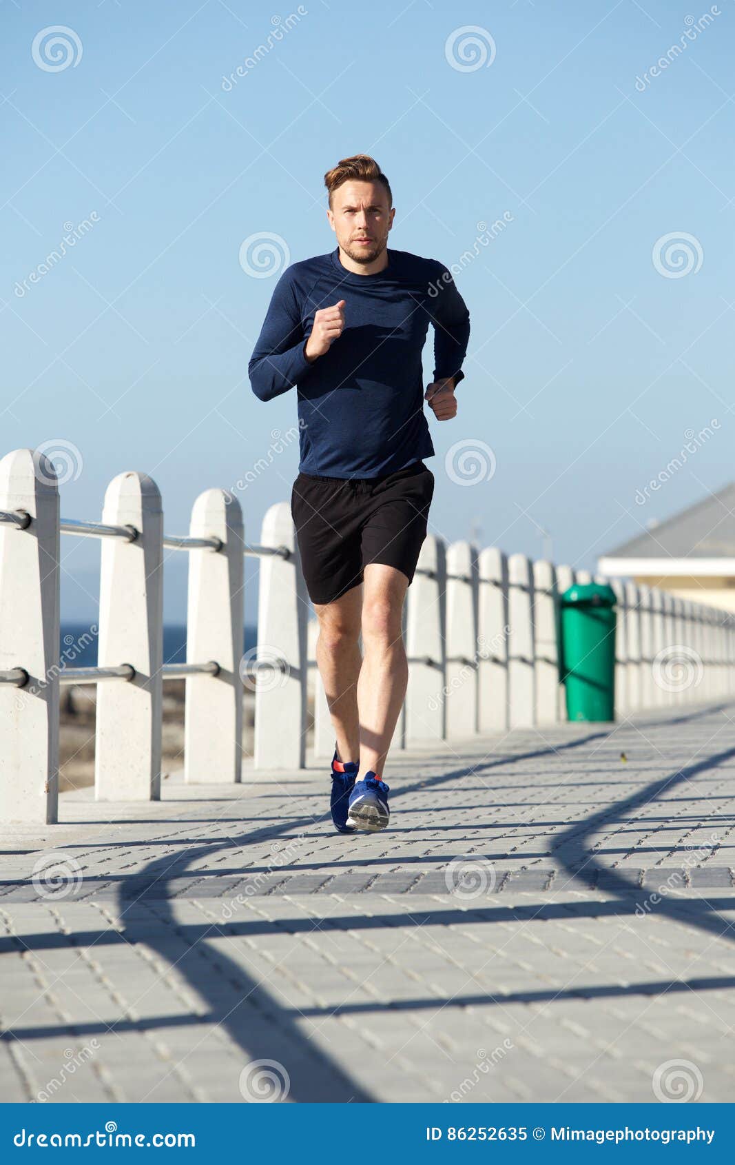 Actieve Jonge Mens Die Buiten Lopen Stock Afbeelding - Image of pasvorm ...