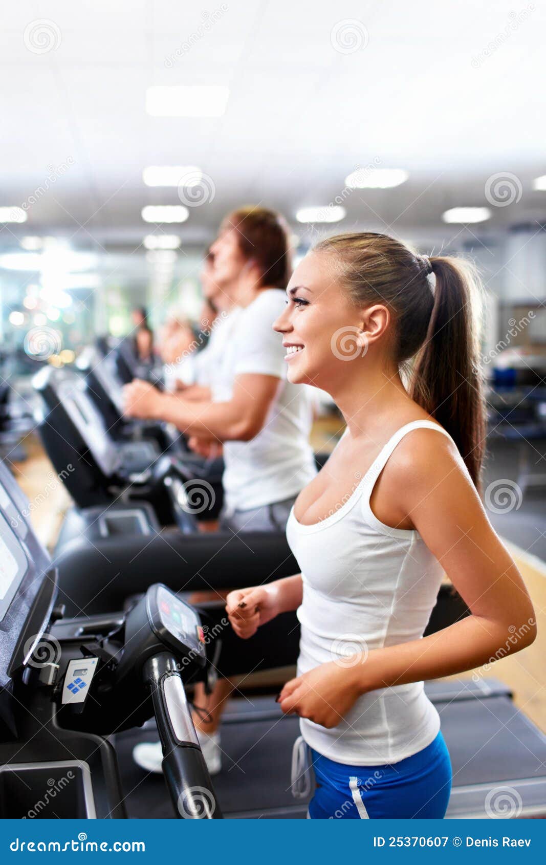 Actieve mensen stock afbeelding. Image of apparatuur - 25370607