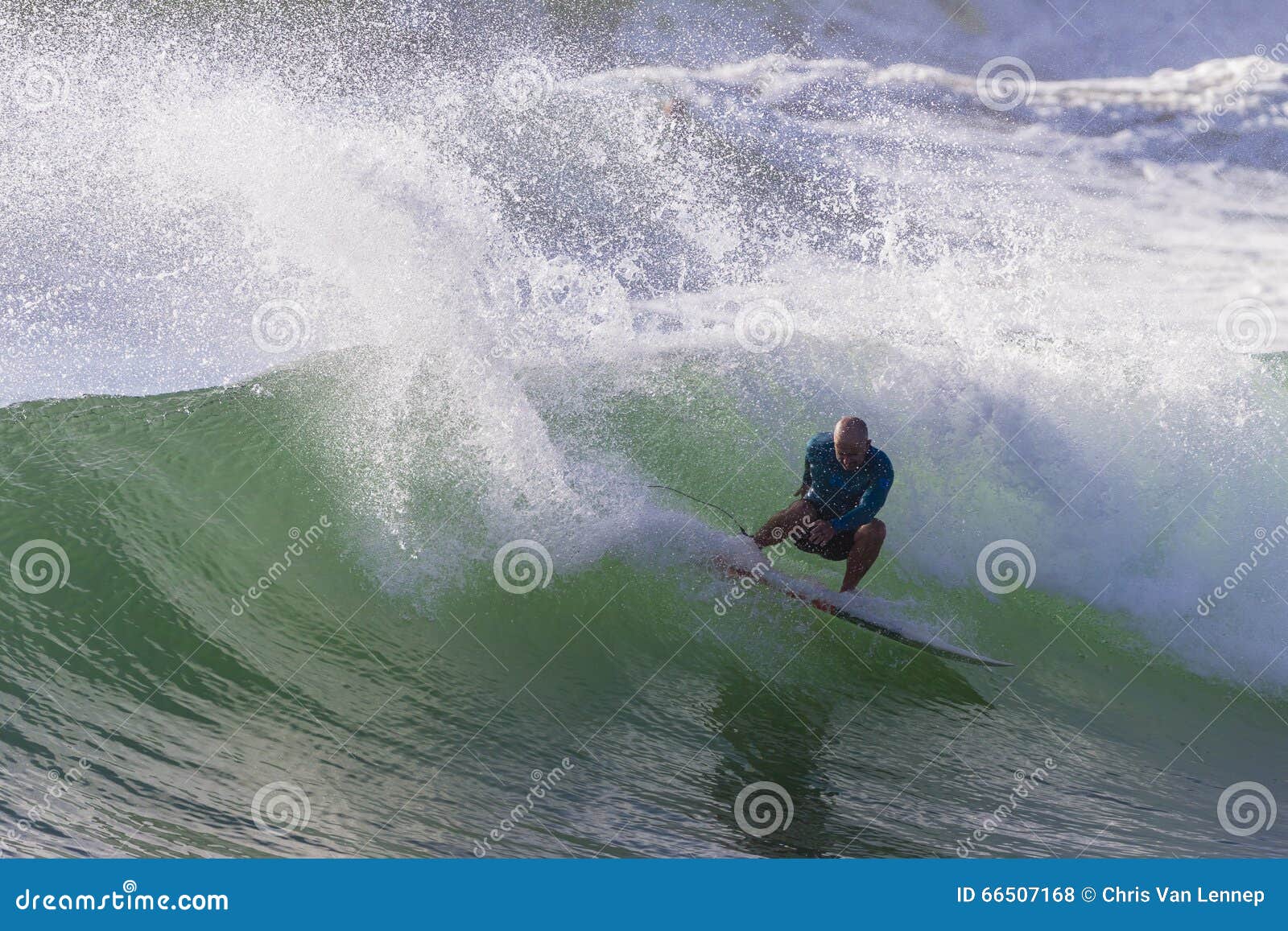 Action surfante de surfer photo stock éditorial. Image du sports - 66507168