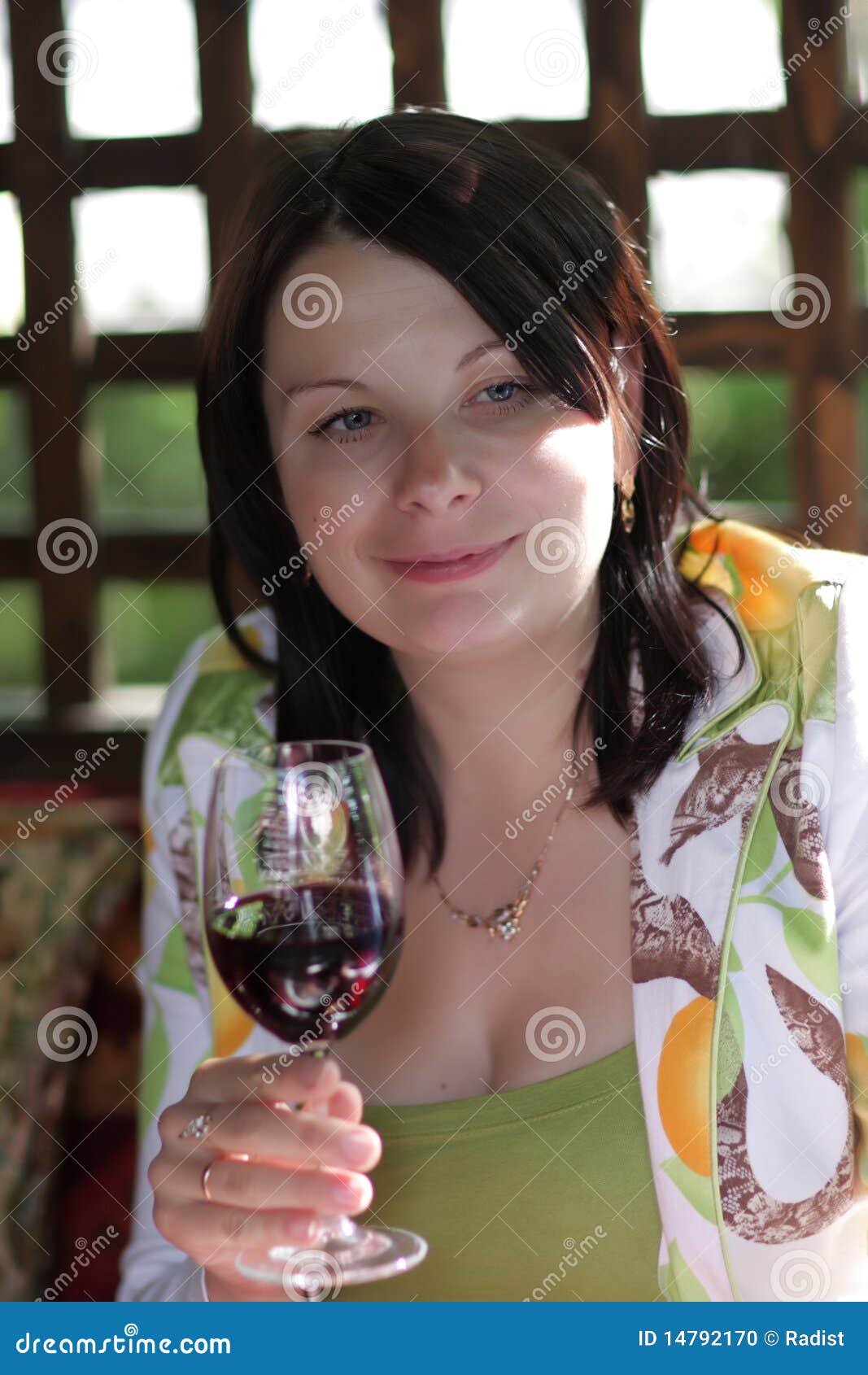 Actitudes De La Mujer Con La Copa Foto de archivo - Imagen de ...