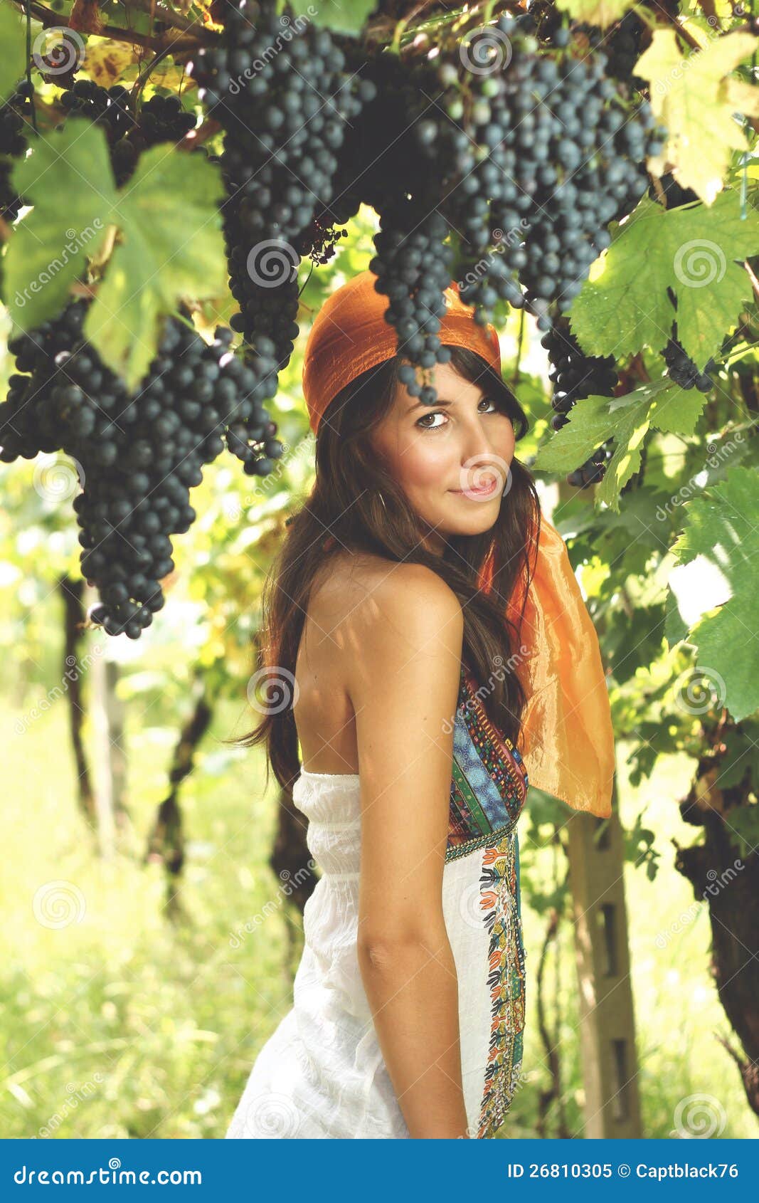 Actitudes Gitanas Hermosas De La Muchacha En Un Viñedo Imagen de ...