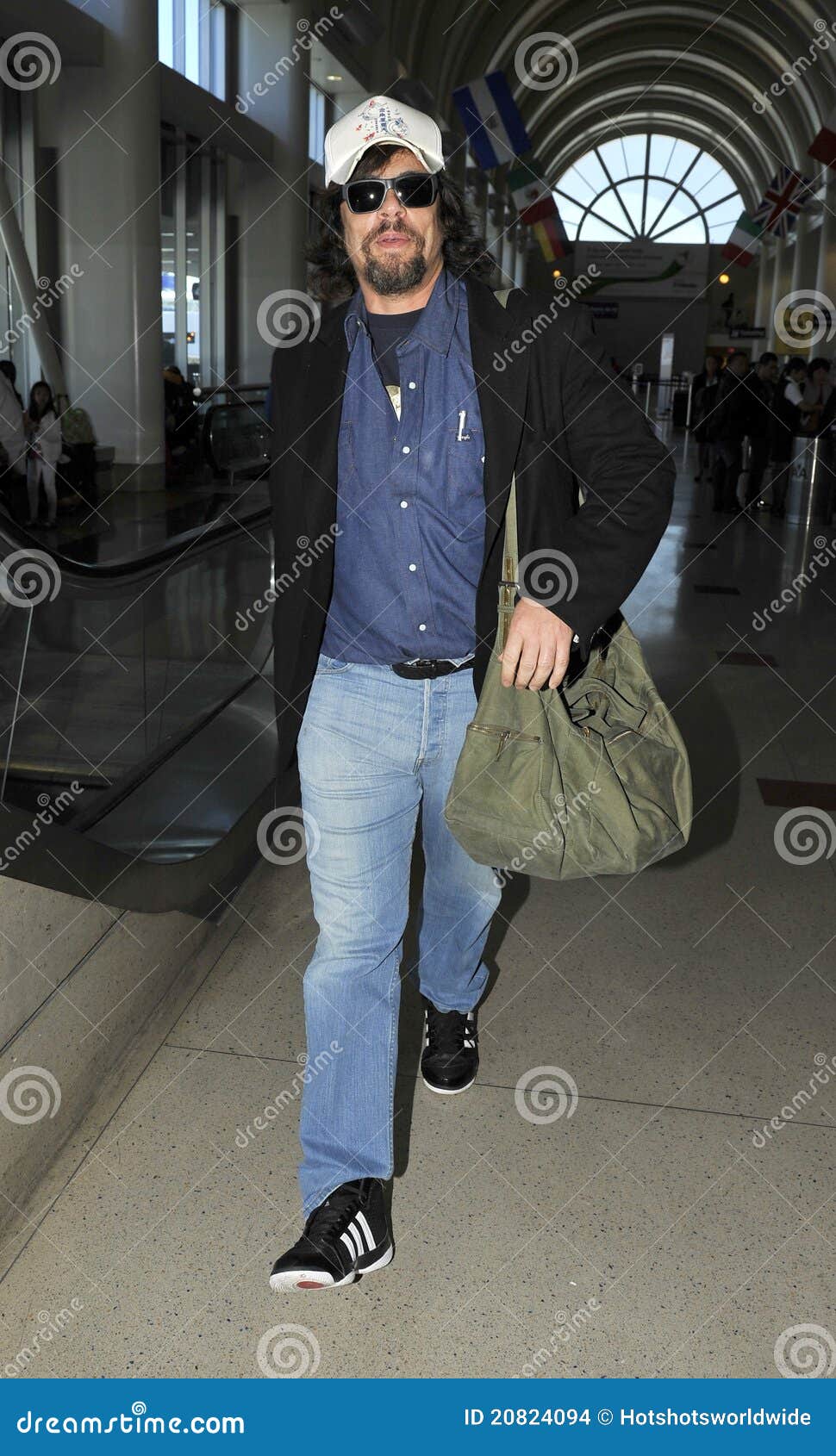 Actor Benicio Del Toro at LAX Airport Editorial Stock Image - Image of ...