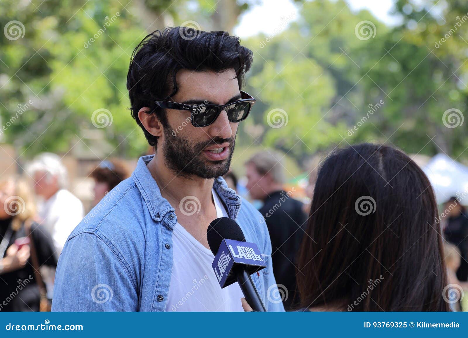 Actor Justin Baldoni Speaking Con Un Reportero Imagen editorial ...