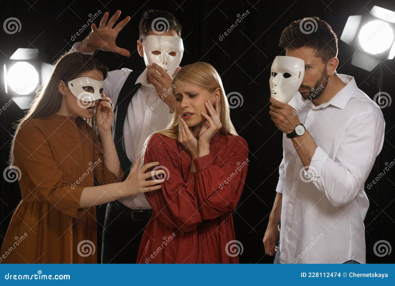Actores Profesionales Ensayando En El Escenario Del Teatro Foto de ... Actores Profesionales Ensayando En El Escenario Del Teatro Foto de ...