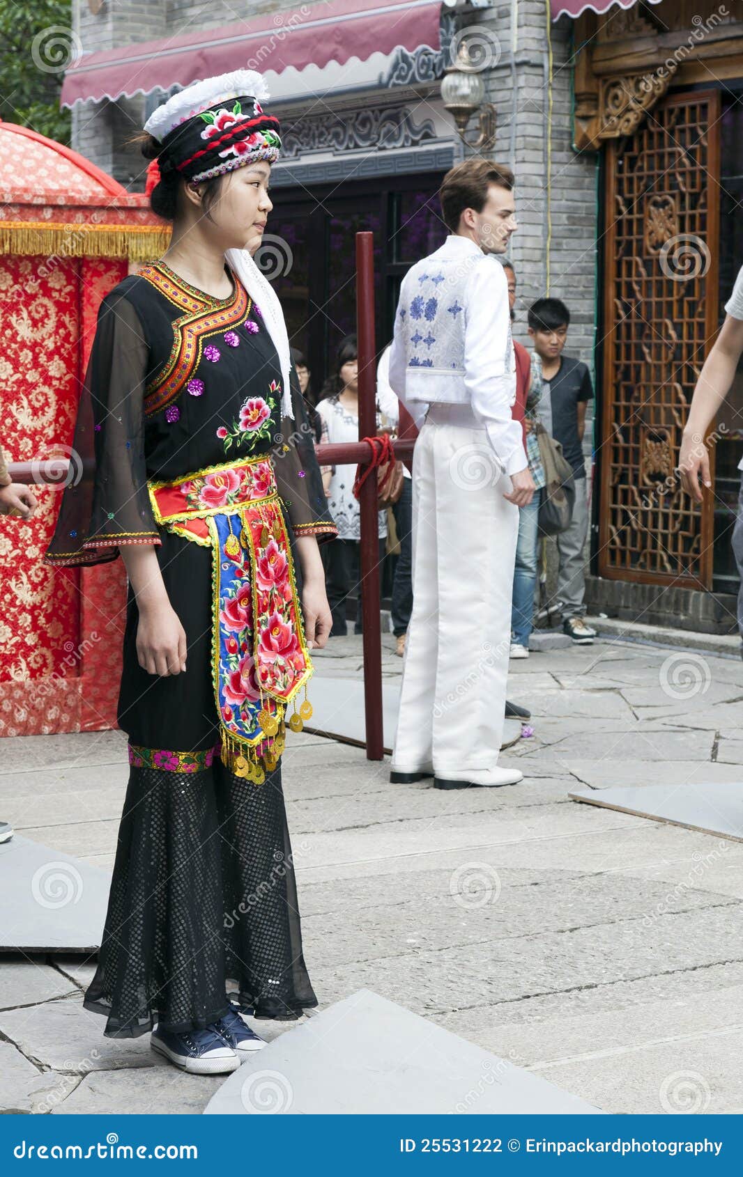 Actress in Traditional Bai Clothing Editorial Photography - Image of ...