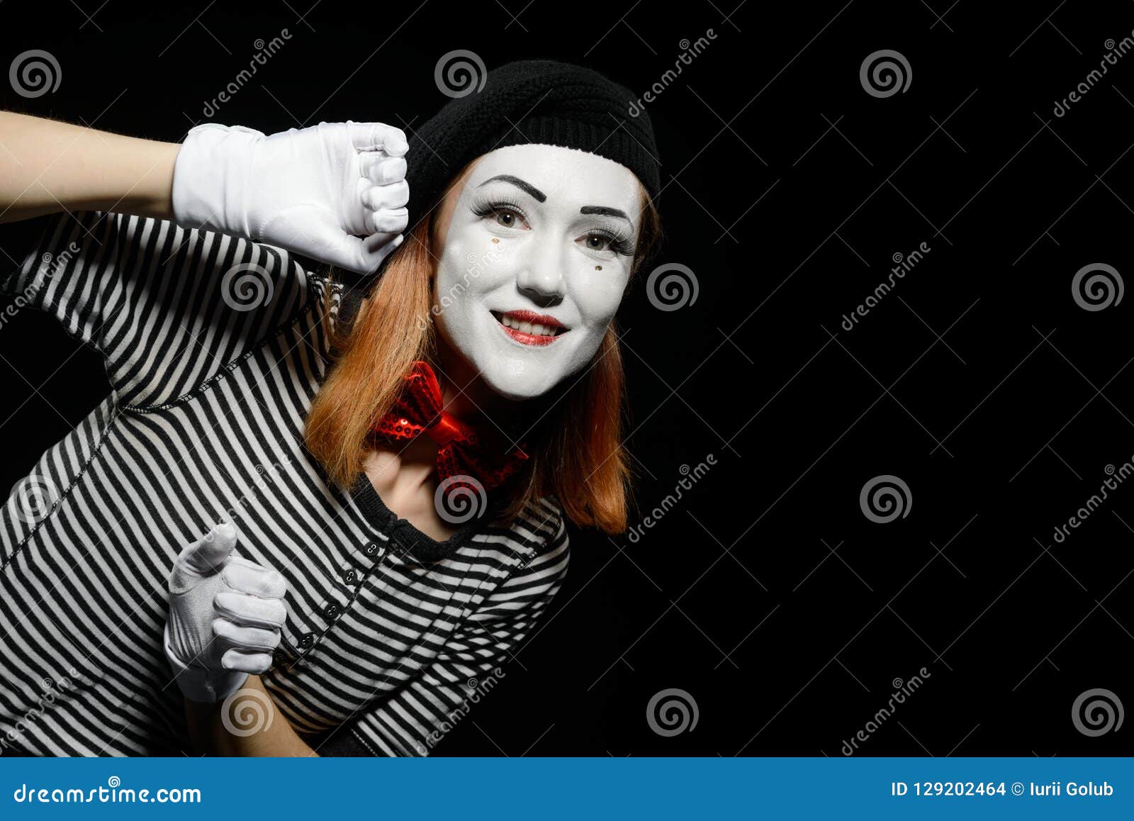 Actrice De Pantomime Se Penchant Sur Le Mur Photo stock - Image du ...