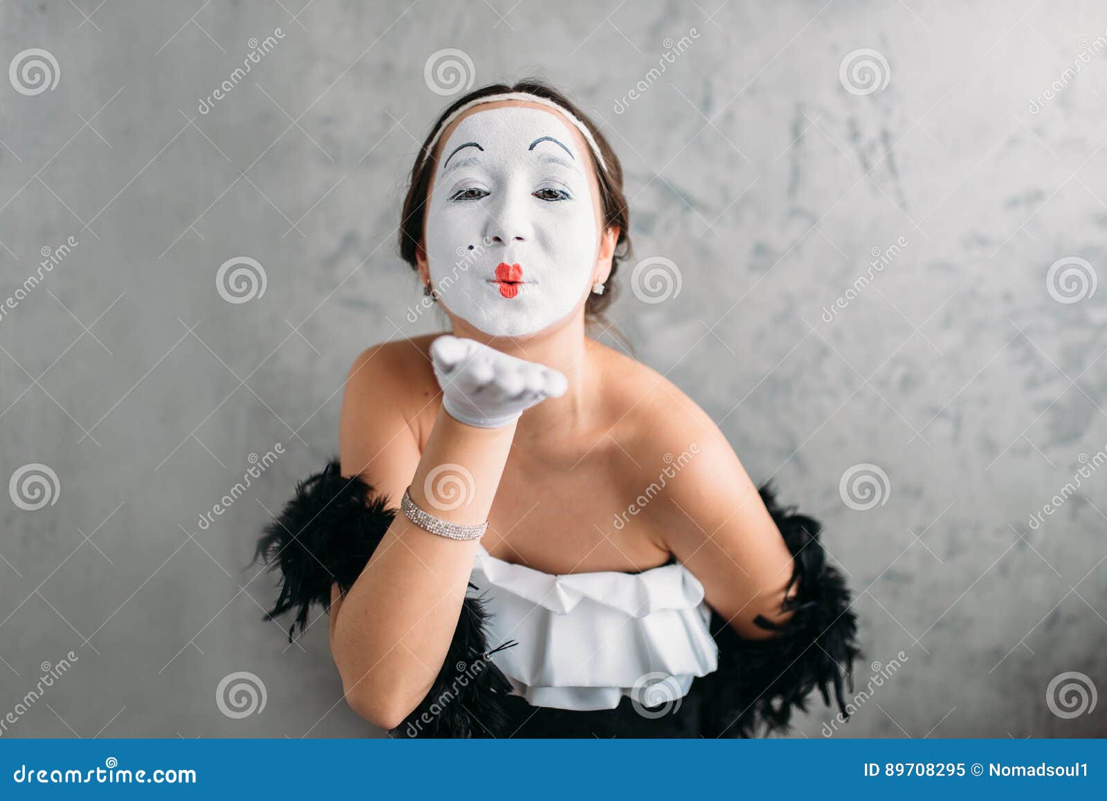 Actriz Del Teatro De La Pantomima Que Presenta En Estudio Imagen de ...