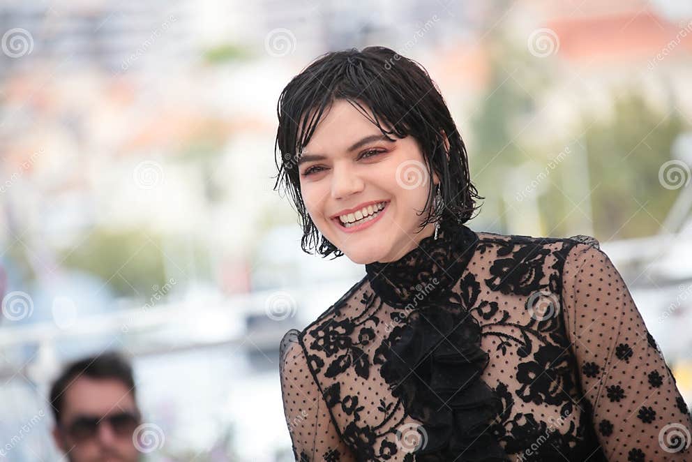 Actriz SoKo imagen editorial. Imagen de retrato, alcohol - 73837800