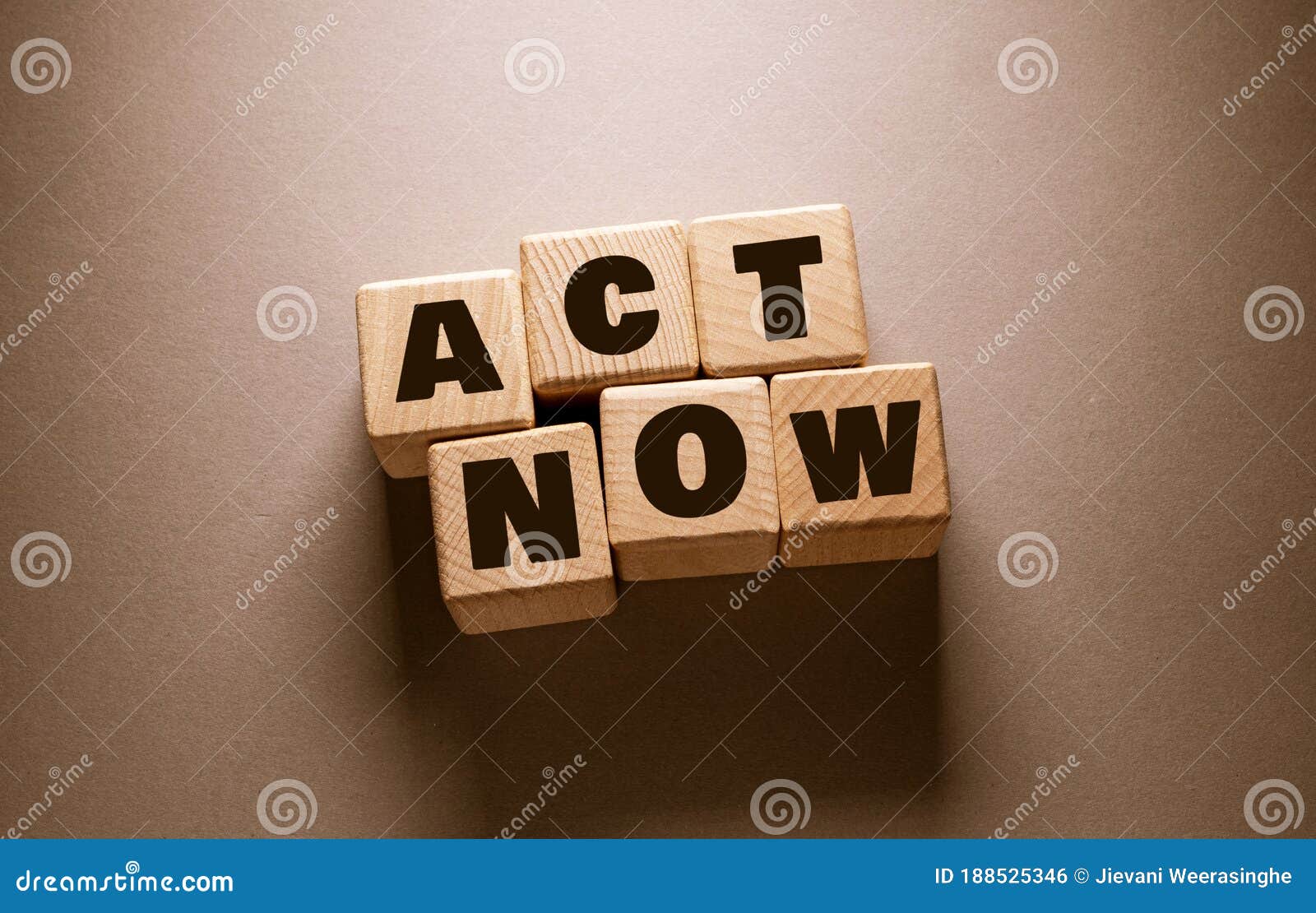 Actuar Ahora Palabra Con Cubos De Madera Foto de archivo - Imagen de ...