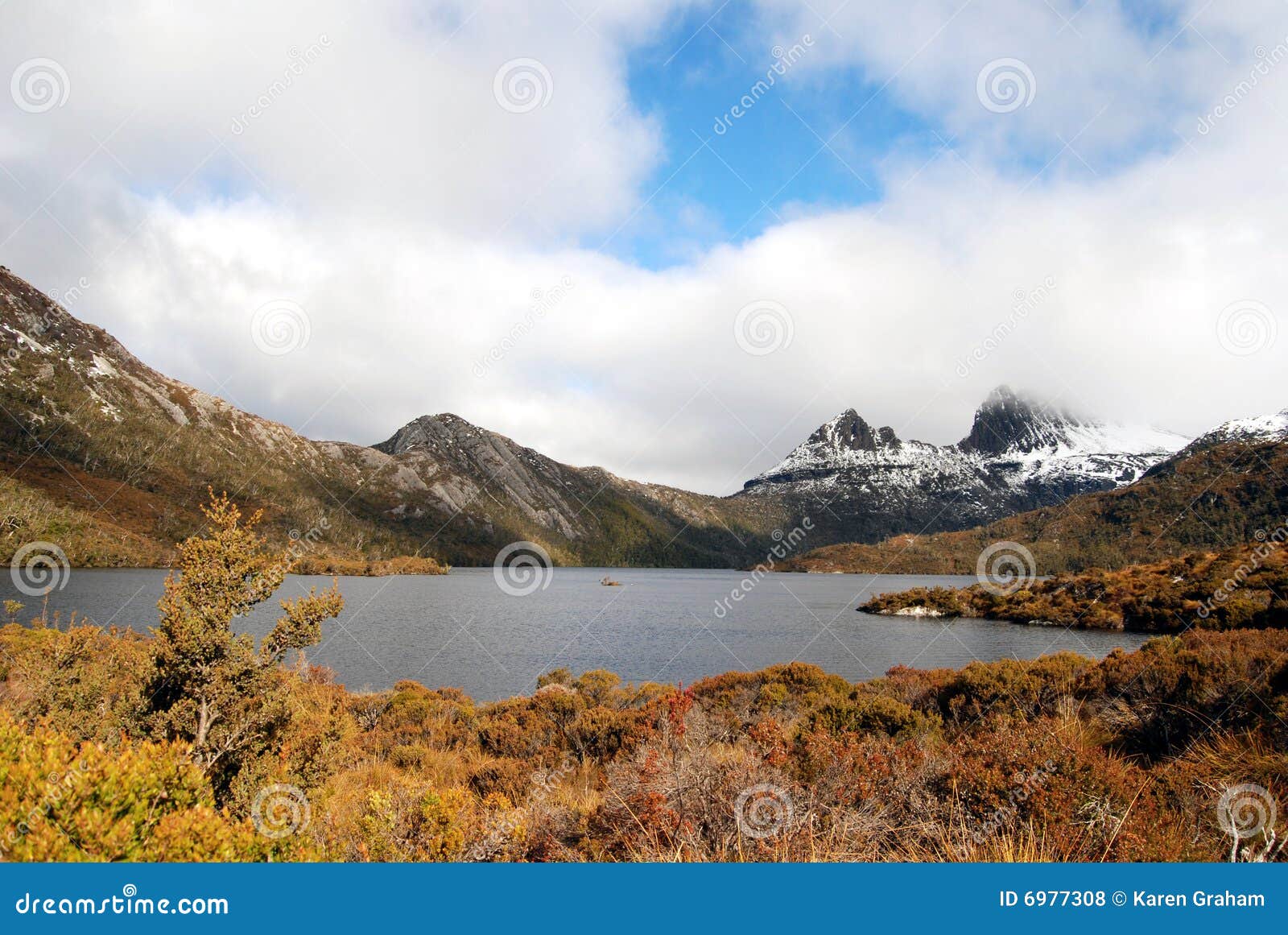 Acune la montaña foto de archivo. Imagen de recorrido - 6977308