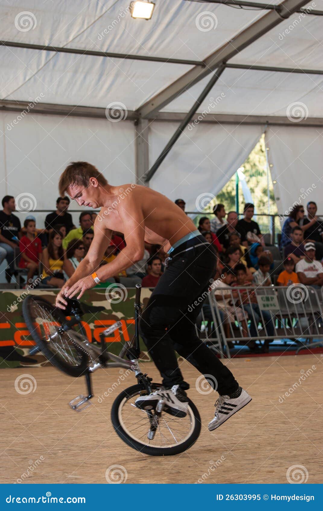 Adam Kun Nel Campo Del Flatland Immagine Editoriale - Immagine di ...