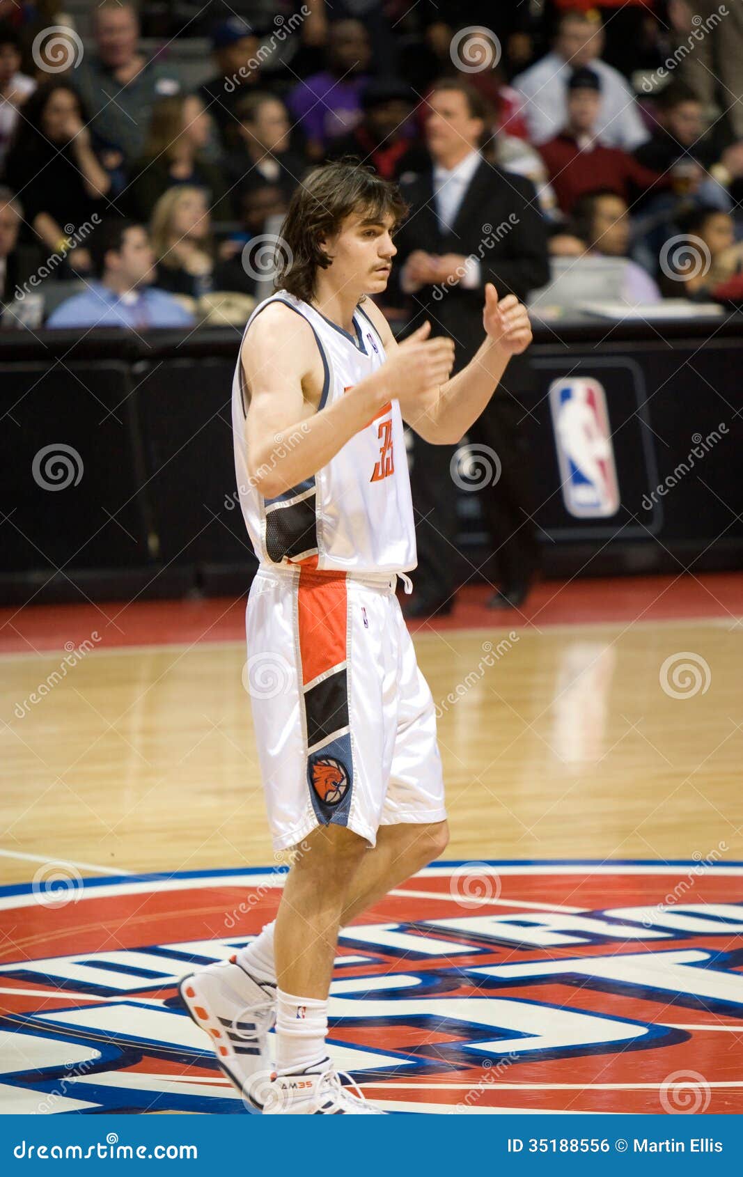 Adam Morrison is Thumbs Up foto editorial. Imagem de editorial - 35188556