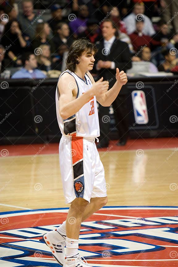 Adam Morrison is Thumbs Up foto editorial. Imagen de editorial - 35188556