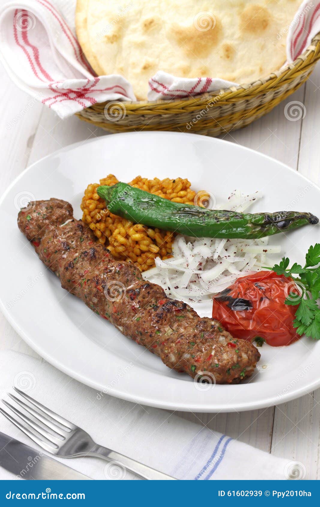 Adana kebab, turkisk mat fotografering för bildbyråer. Bild av lamm ...