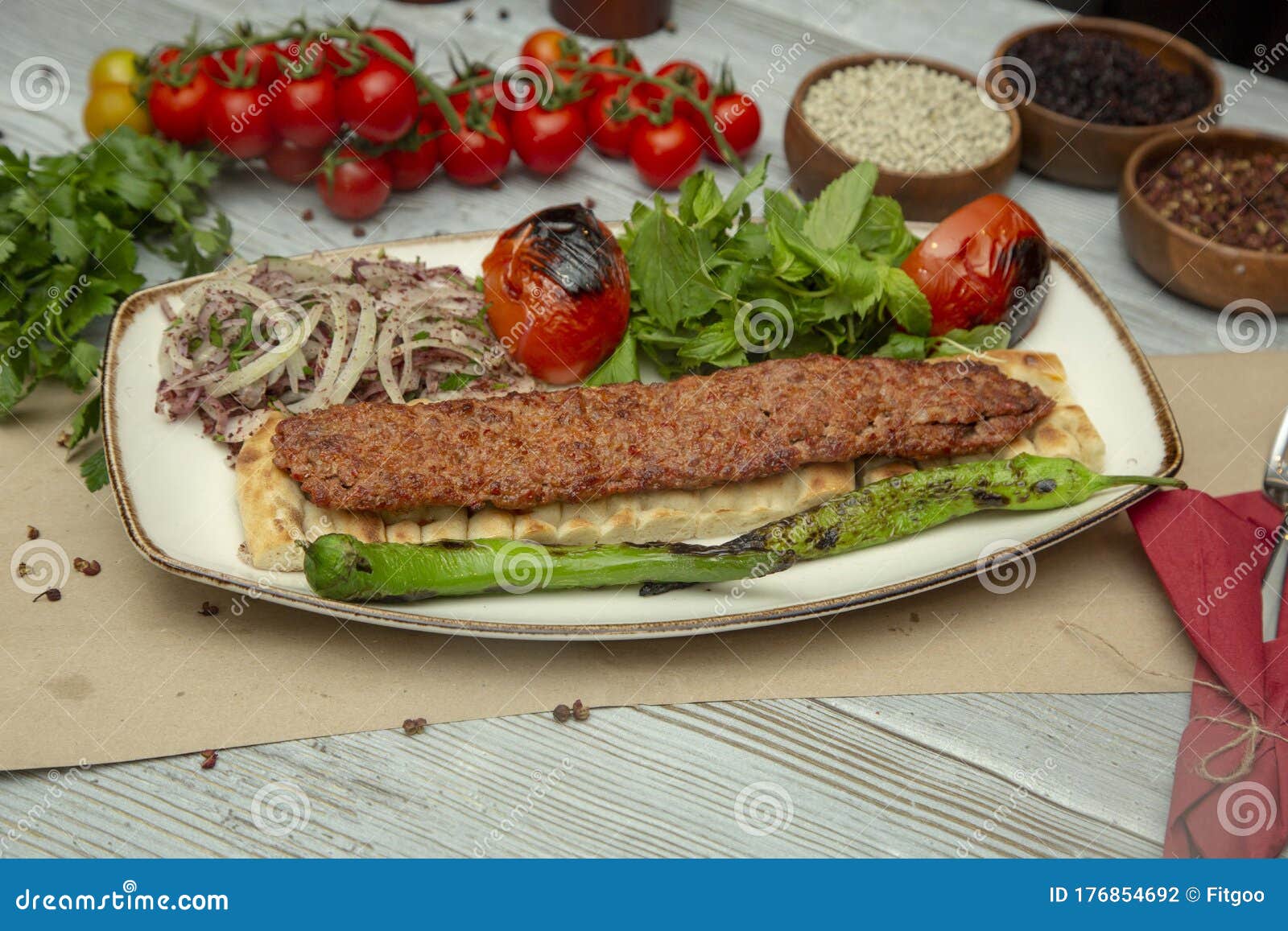 Adana urfa kebap turca foto de archivo. Imagen de placa - 176854692