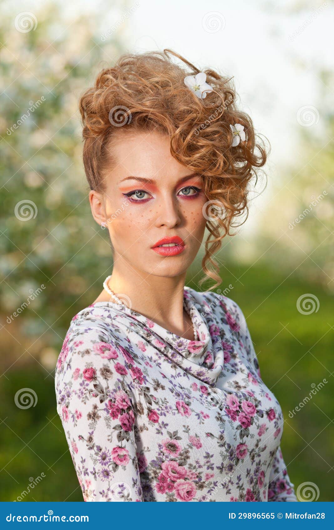 Bella Bionda in Un Giardino Della Molla Immagine Stock - Immagine di ...