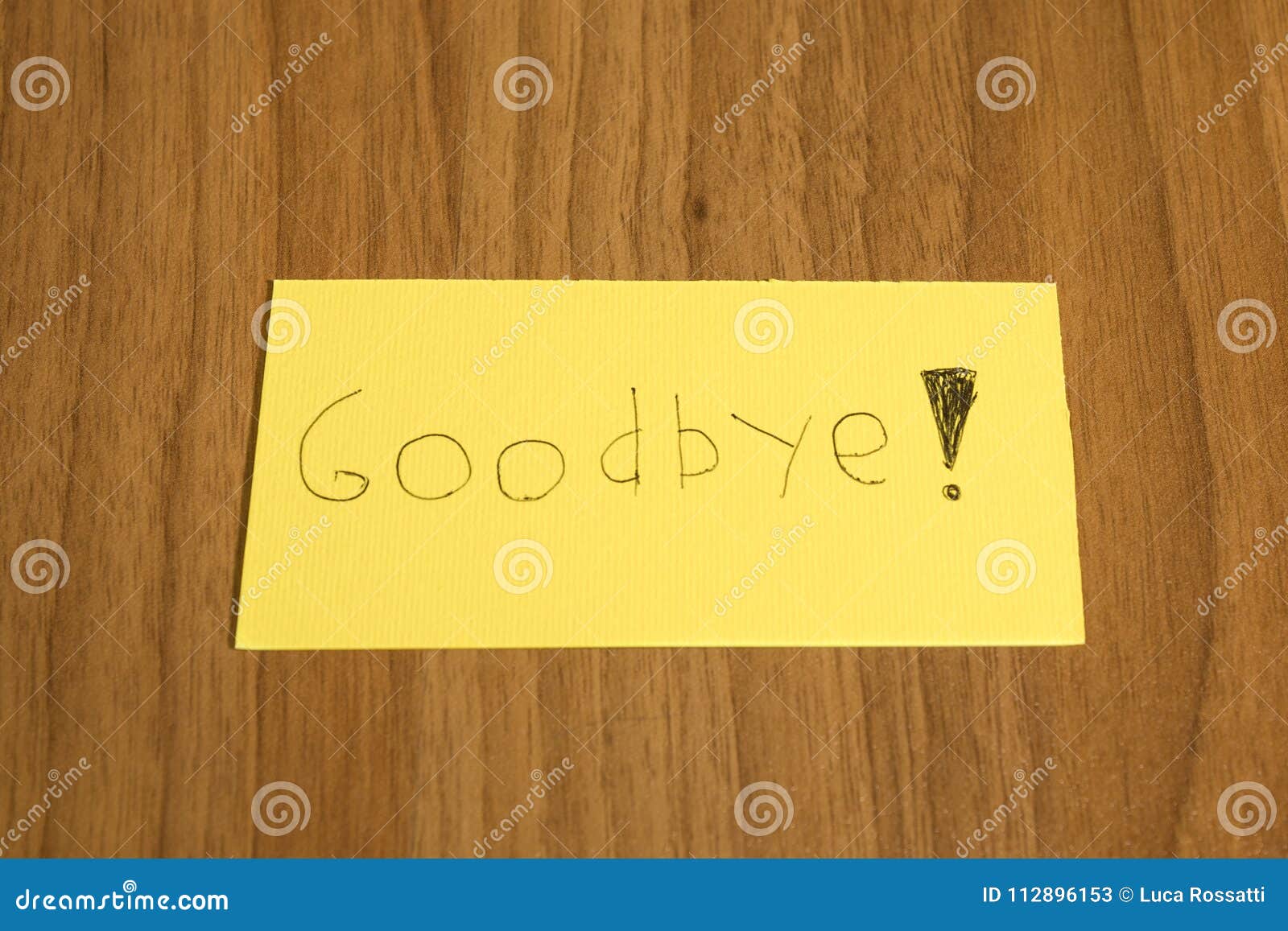 Adeus Handwrite Em Um Papel Amarelo Com Uma Pena Em Uma Tabela Imagem ...