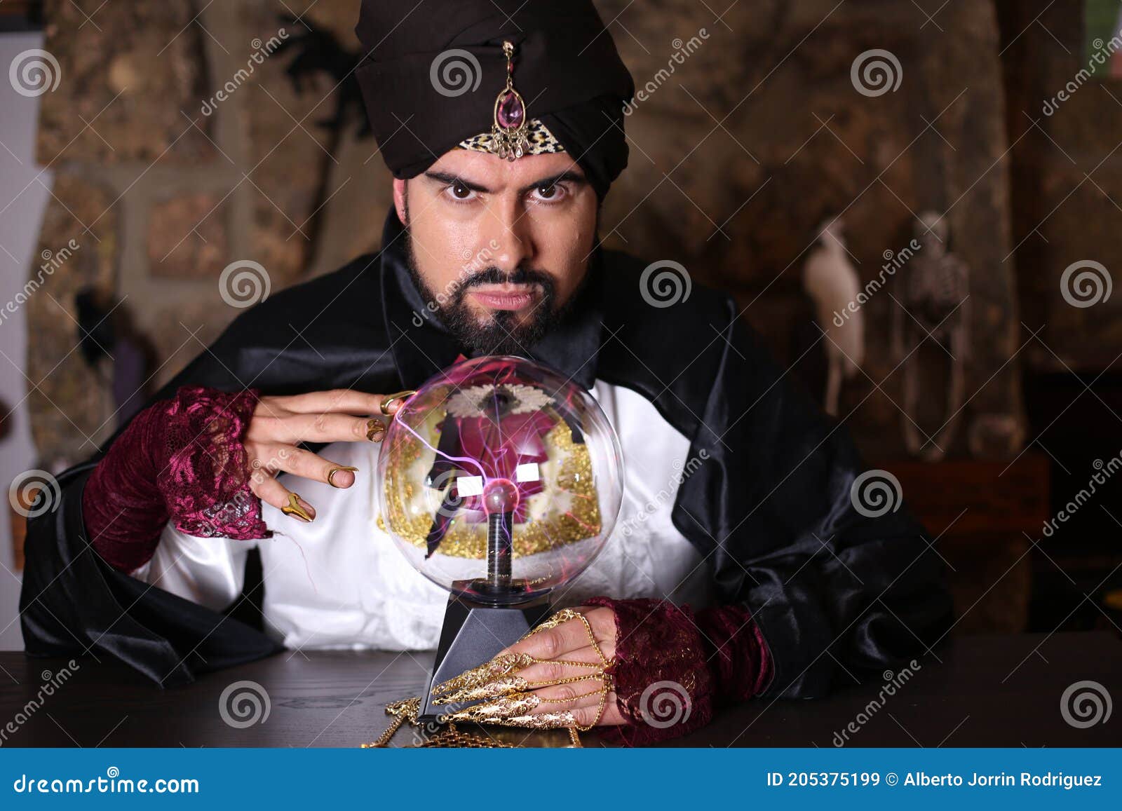 Adivino Con Bola De Cristal Imagen de archivo - Imagen de paranormal ...