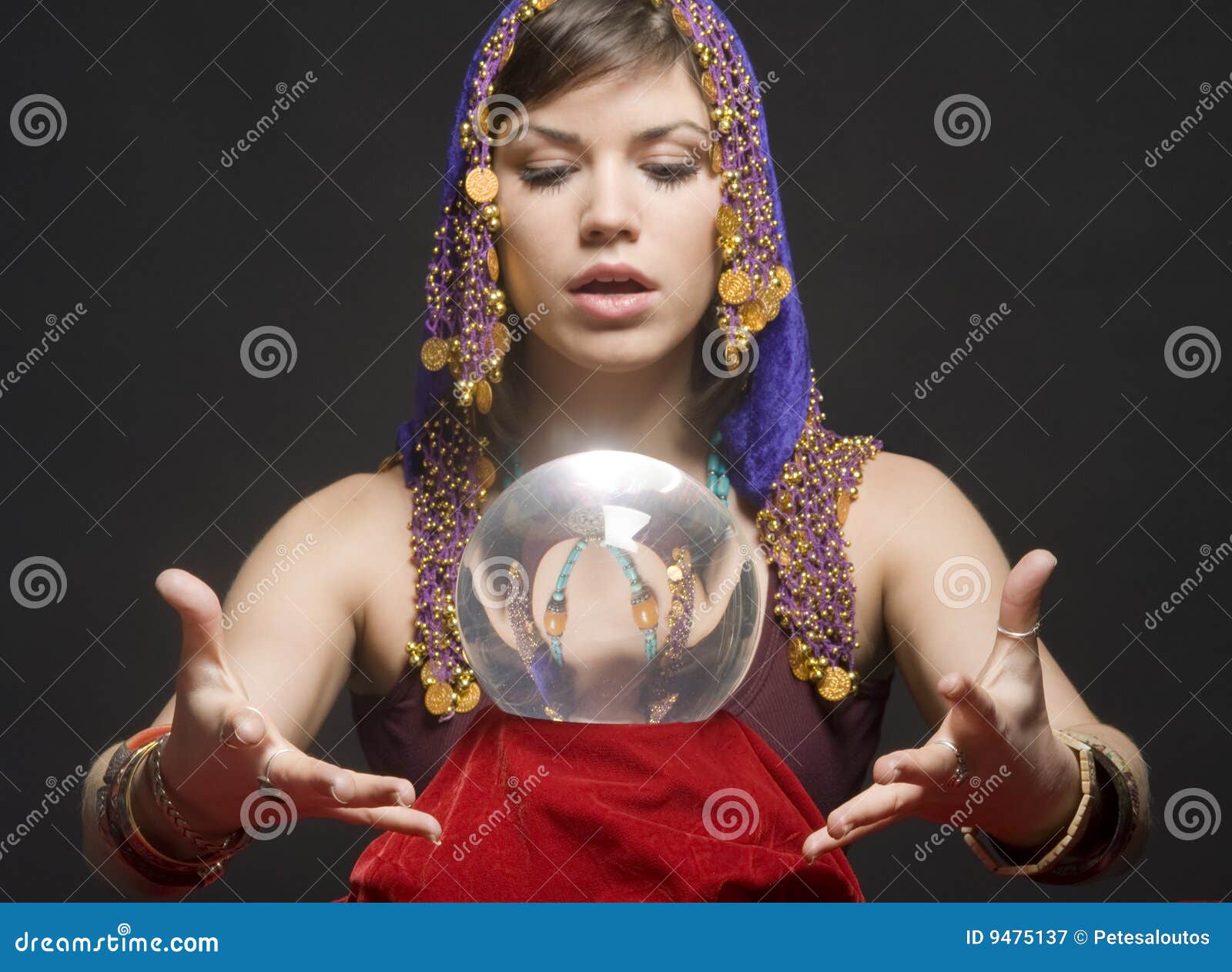 Adivino Con La Bola Cristalina Imagen de archivo - Imagen de adivinos ...