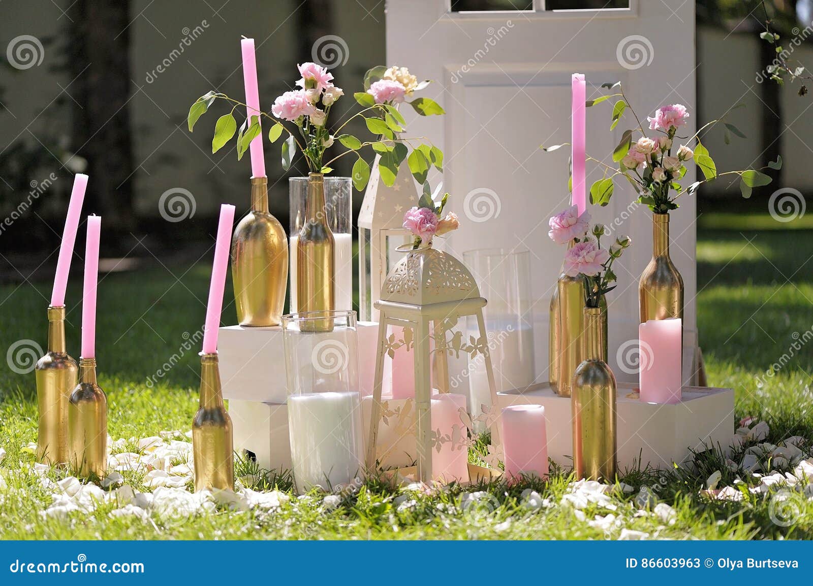 Admirablement Composition Des Fleurs Andred Par Bougies Image stock ...