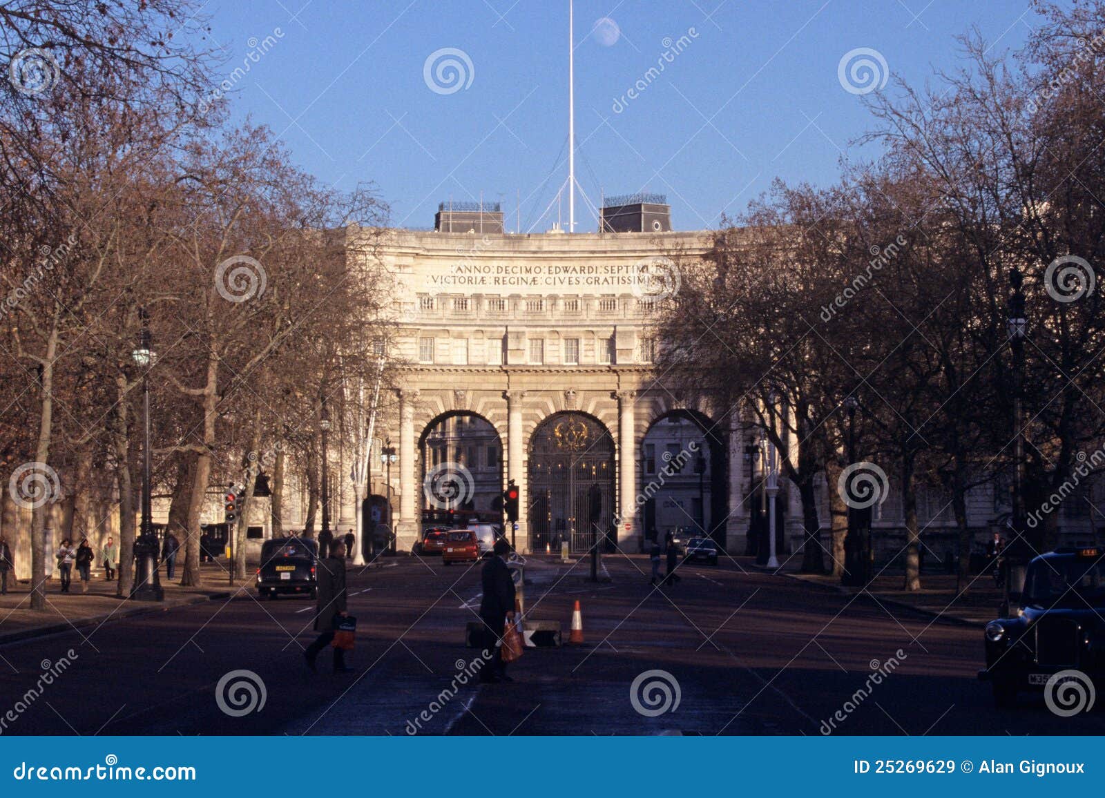 Admiralty Arch, London editorial stock image. Image of england - 25269629