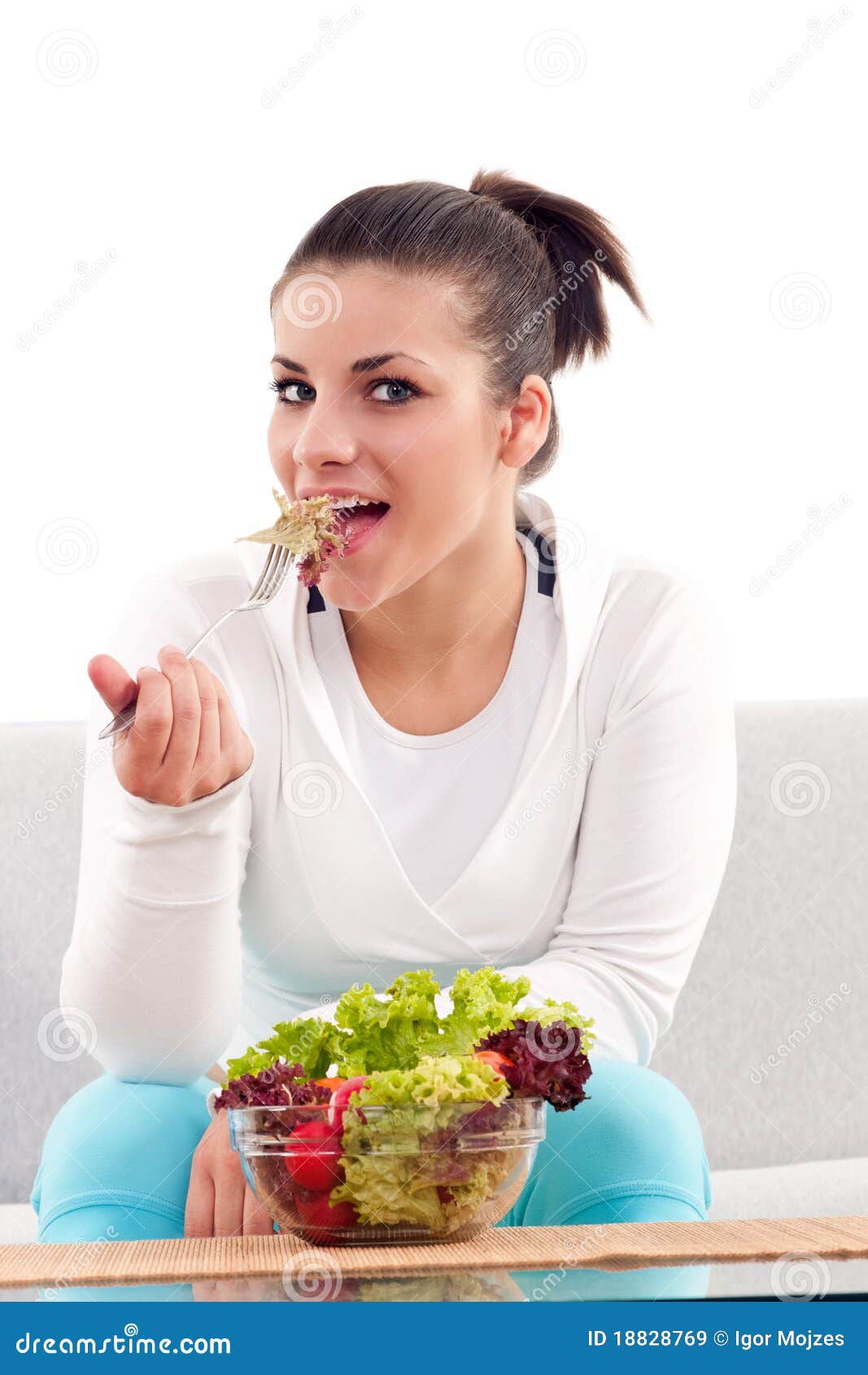 Adolescent Mangeant De La Salade Image stock - Image du régime ...