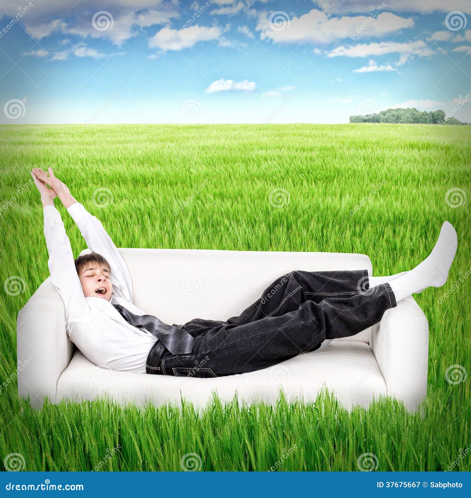 Adolescente Acordado No Campo Imagem de Stock - Imagem de sono ...