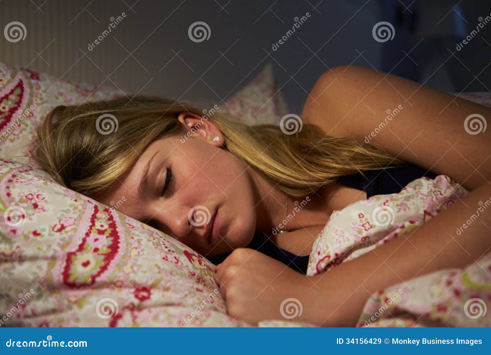 Adolescente Addormentato a Letto Alla Notte Immagine Stock - Immagine ...