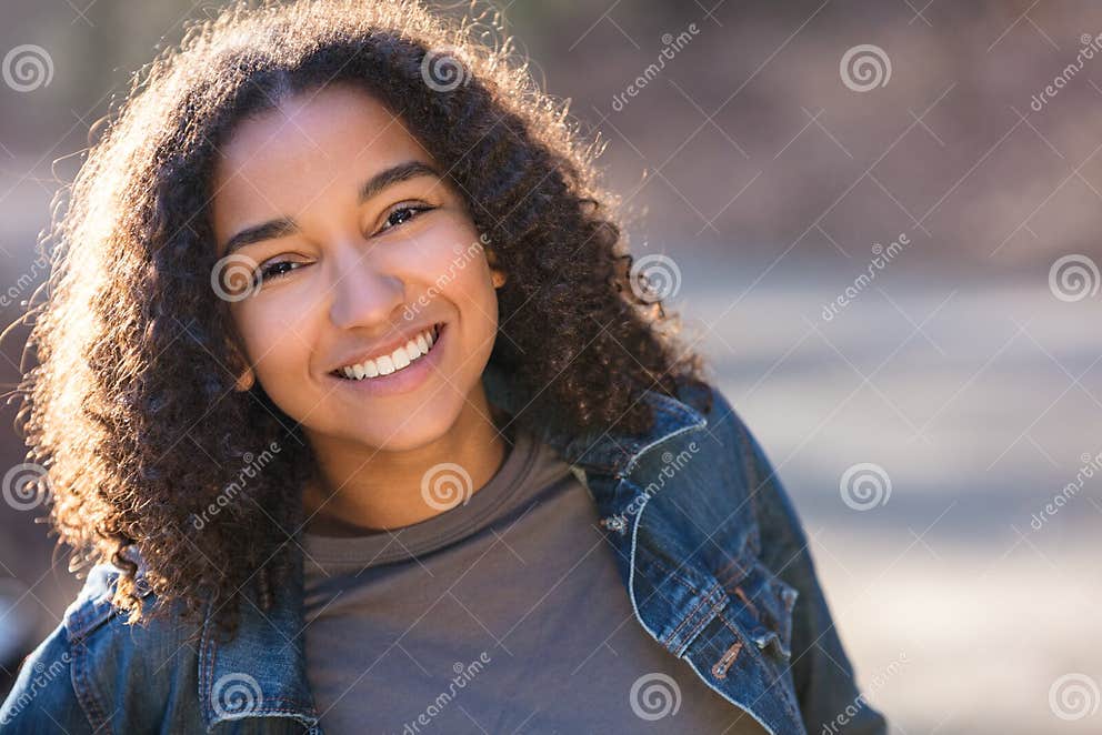 Adolescente Afroamericano De La Muchacha De La Raza Mixta Con Los