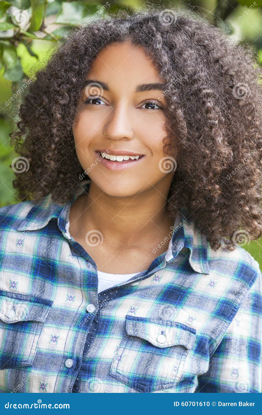 Adolescente Afroamericano De La Muchacha De La Raza Mixta Hermosa Foto