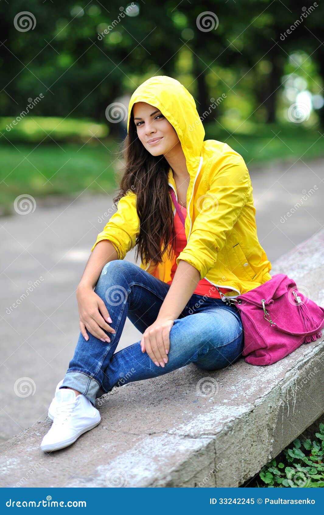 Adolescente Alla Moda Di Modo in Vestiti Variopinti Immagine Stock ...