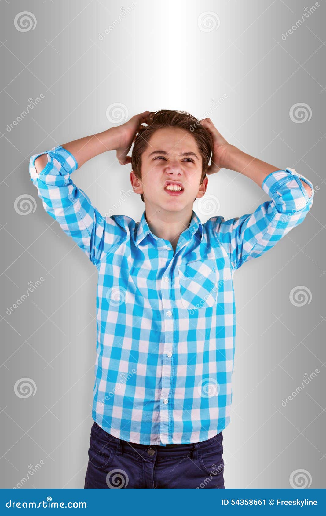 Adolescente Arrabbiato Su Fondo Grigio Immagine Stock - Immagine di ...