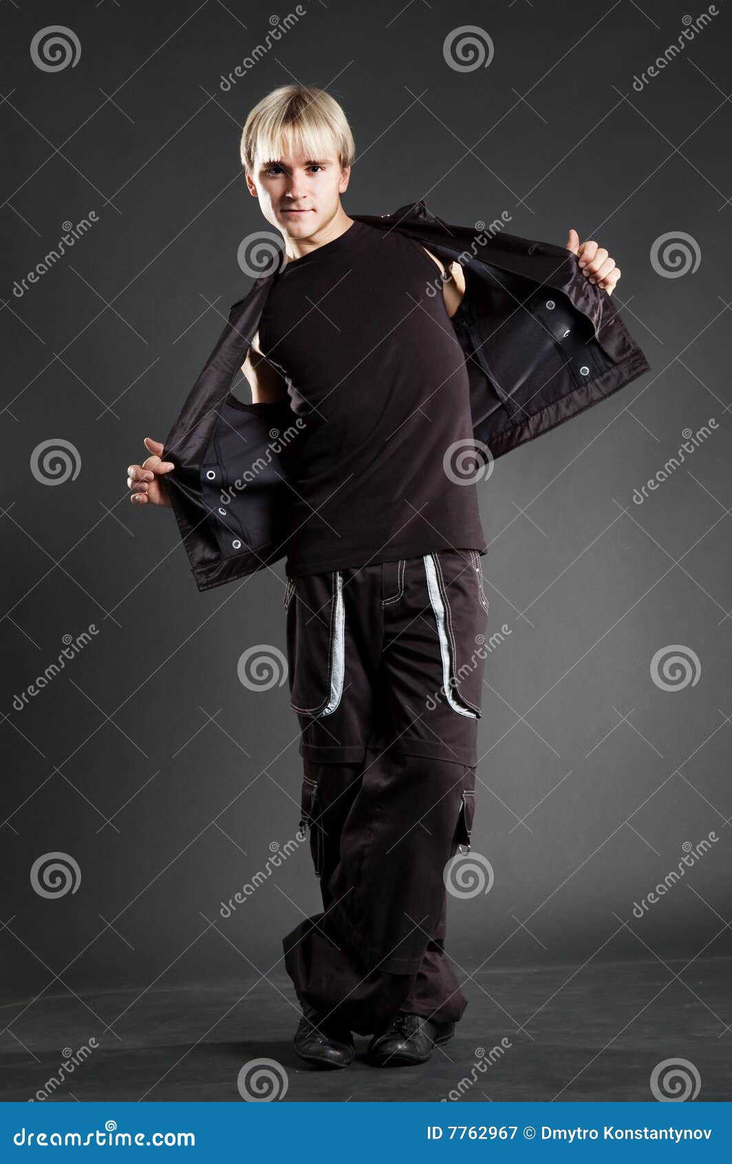 Adolescente Atractivo En Ropa Negra Imagen de archivo - Imagen de ...