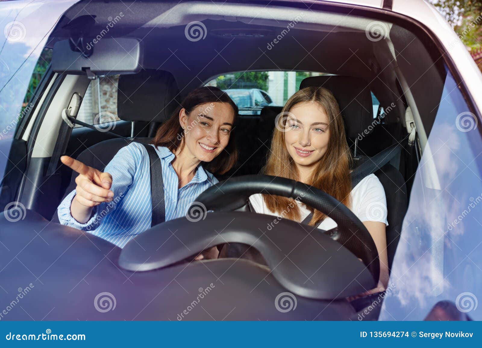 Adolescente Che Impara Guidare Con Sua Madre Fotografia Stock ...