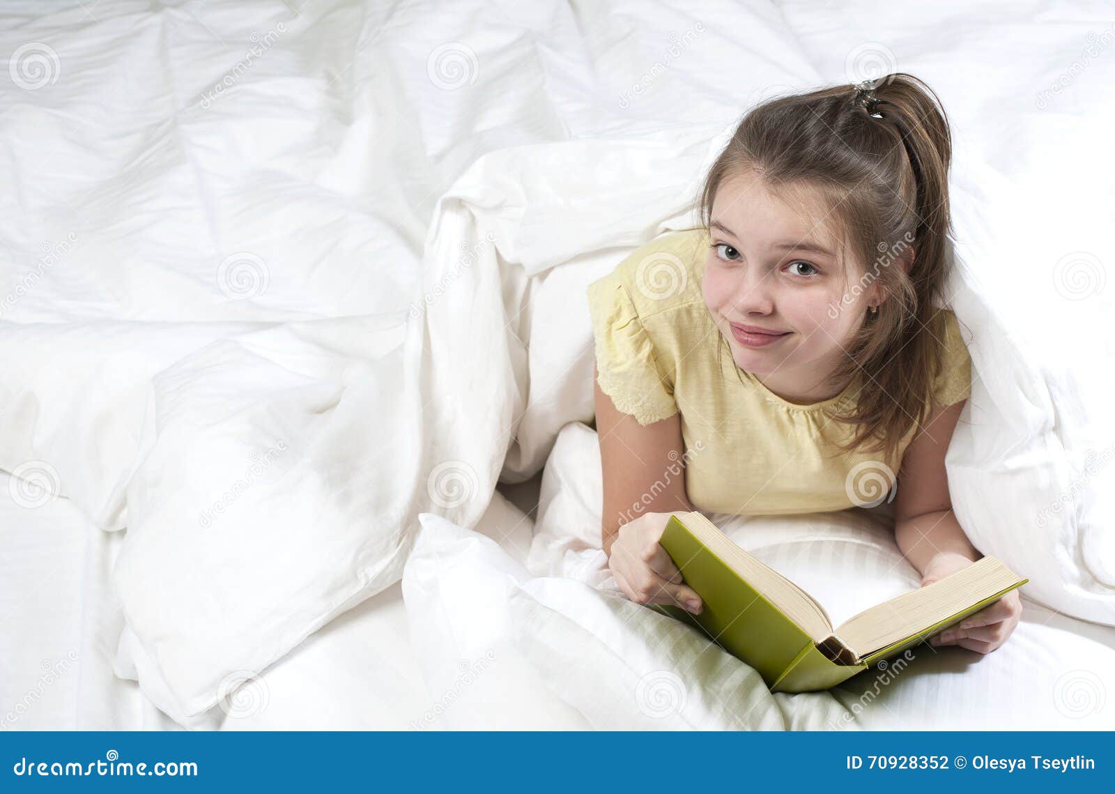 Adolescente Che Legge Un Libro a Letto Fotografia Stock - Immagine di ...