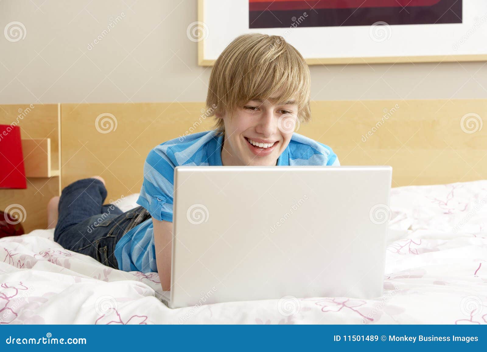 Adolescente Che Utilizza Computer Portatile Nella Camera Da Letto ...