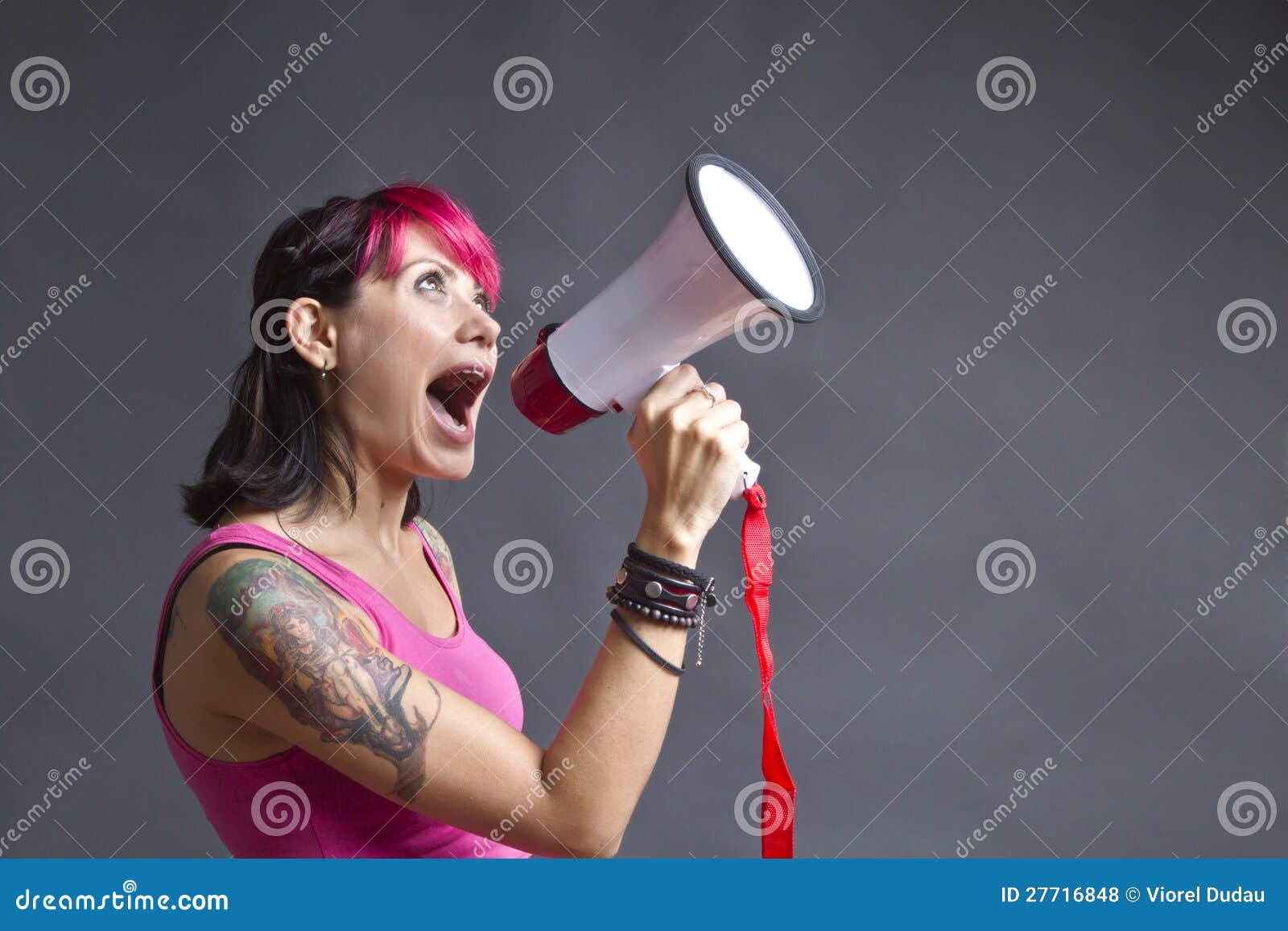 Adolescente com megafone foto de stock. Imagem de roxo - 27716848
