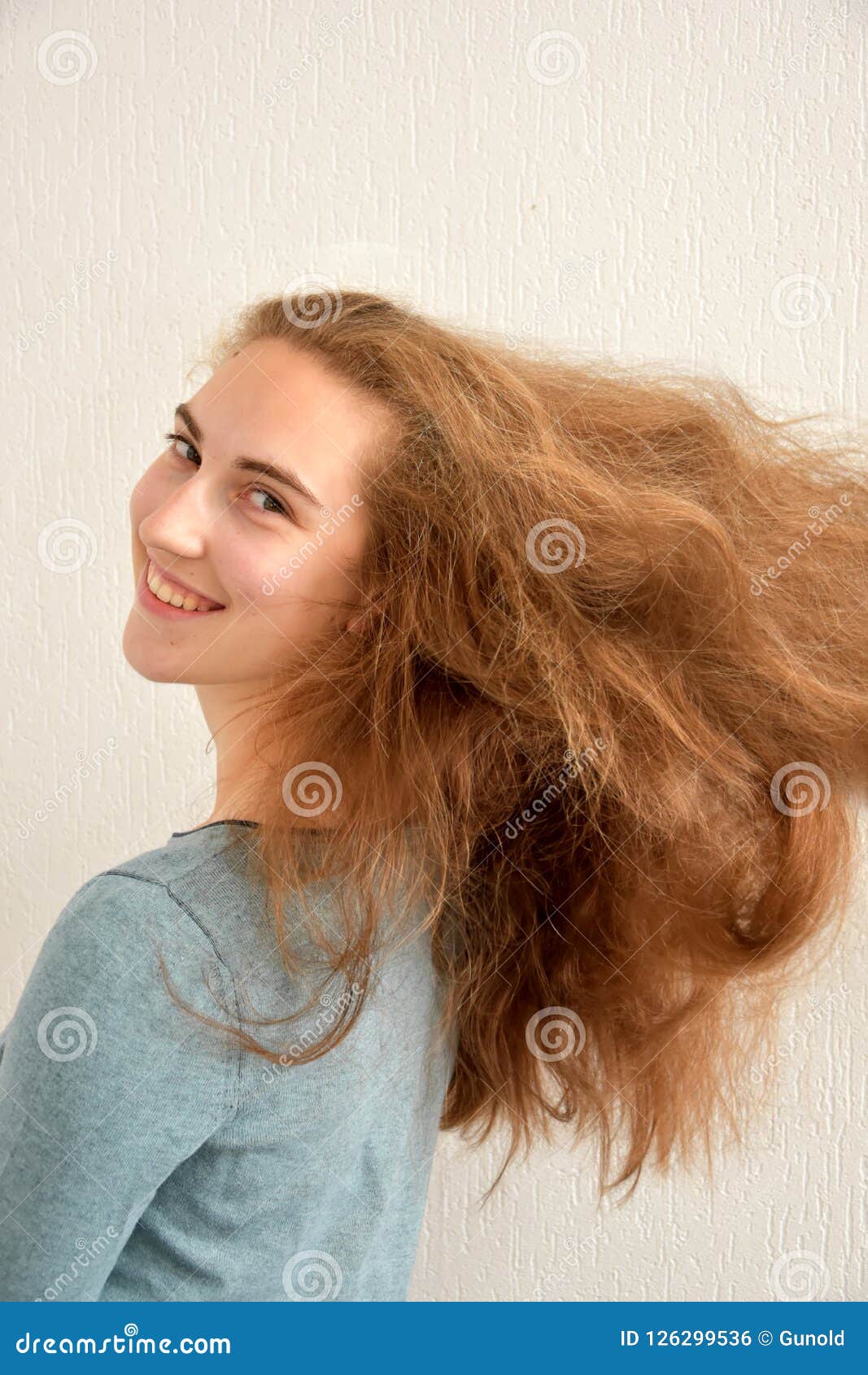 Adolescente Con El Pelo Rubio Largo Maravilloso Foto de archivo ...