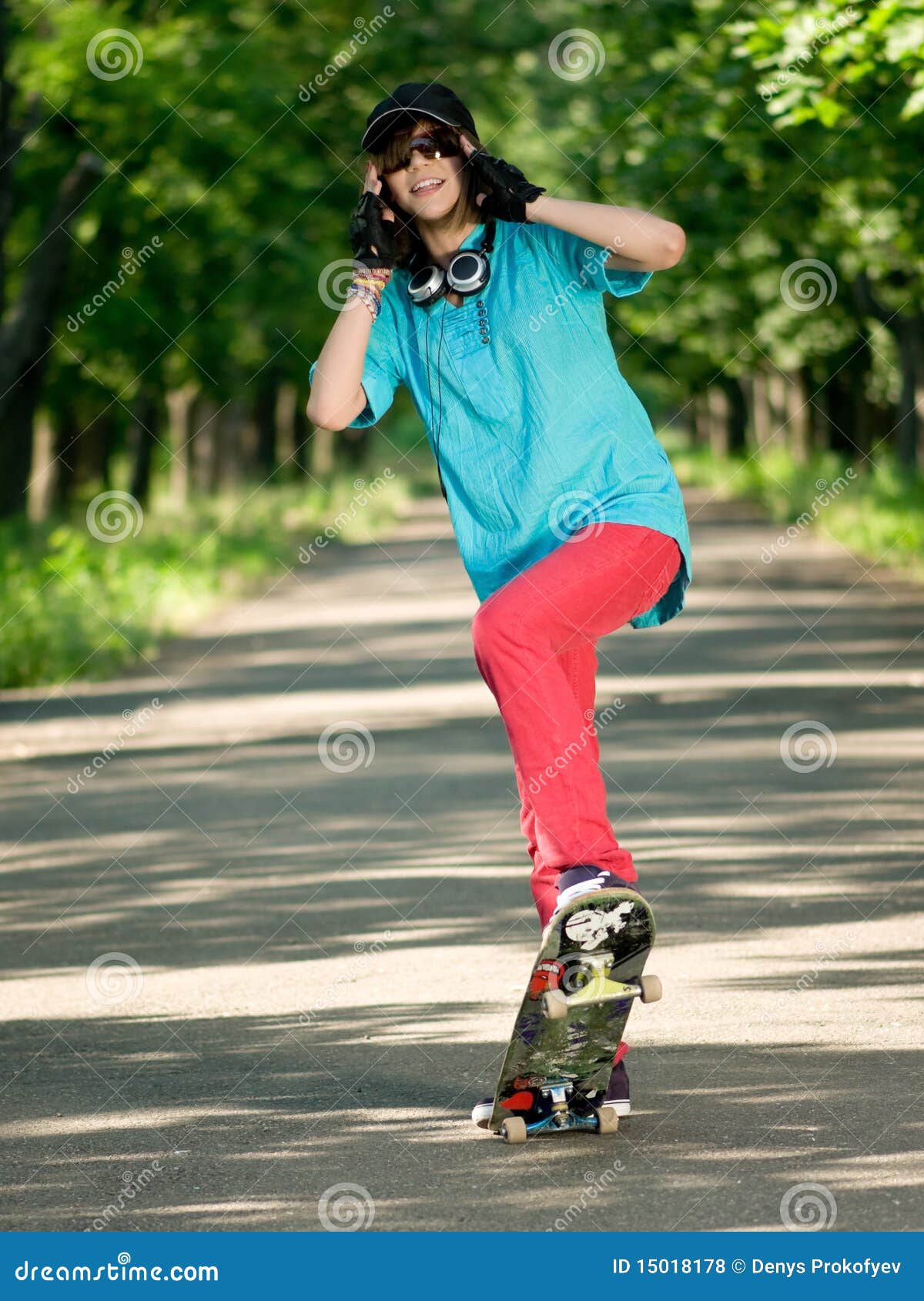 Adolescente con il pattino fotografia stock. Immagine di femmina - 15018178