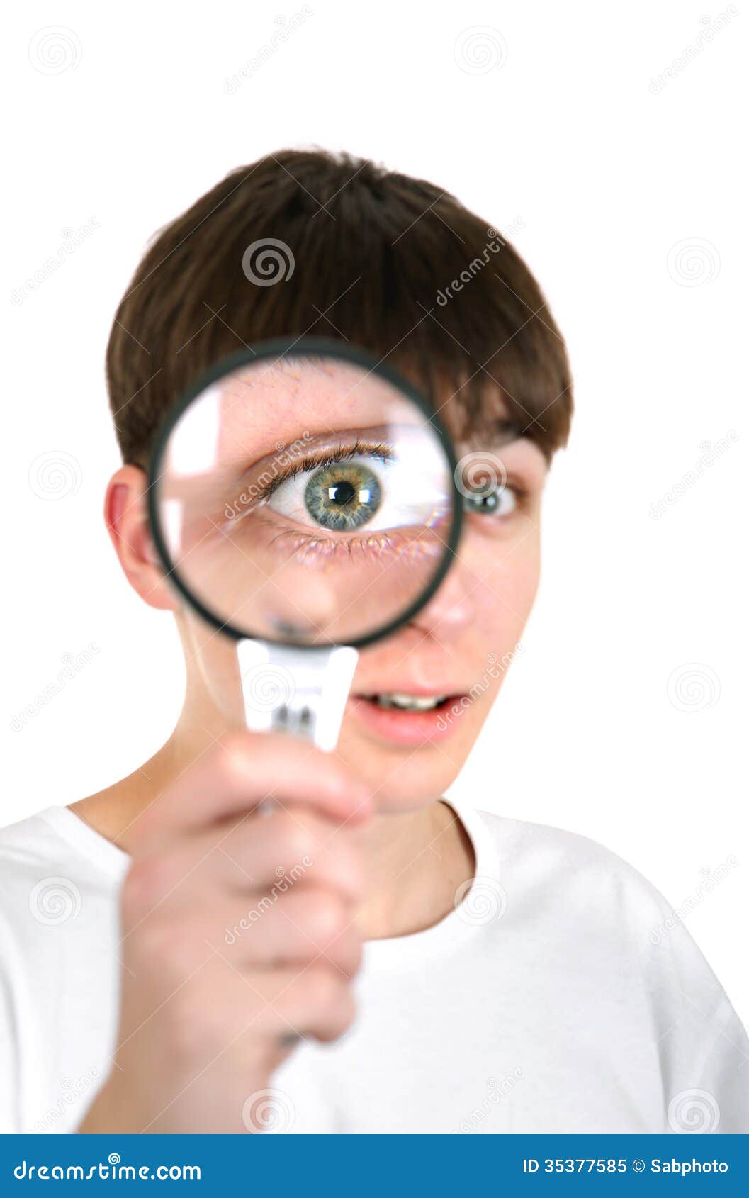 Adolescente con una lupa imagen de archivo. Imagen de observar - 35377585