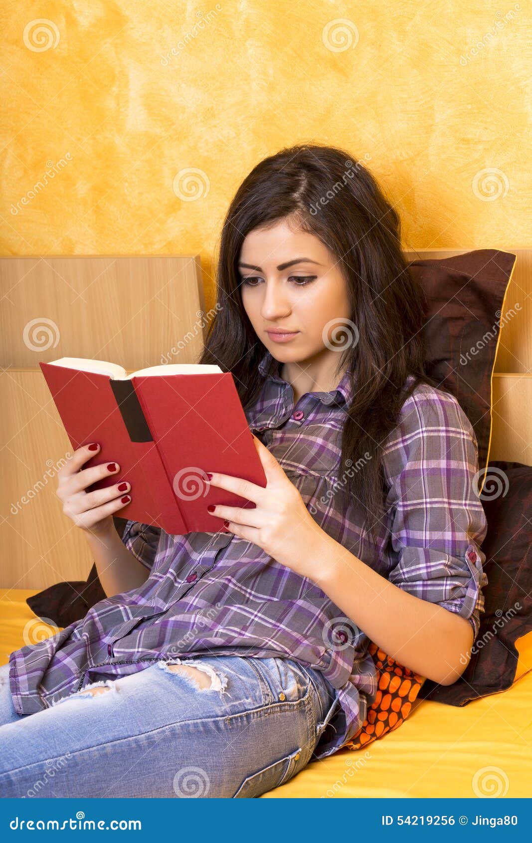 Adolescente Concentrado Que Miente En Cama Y Que Lee Un Libro Foto De